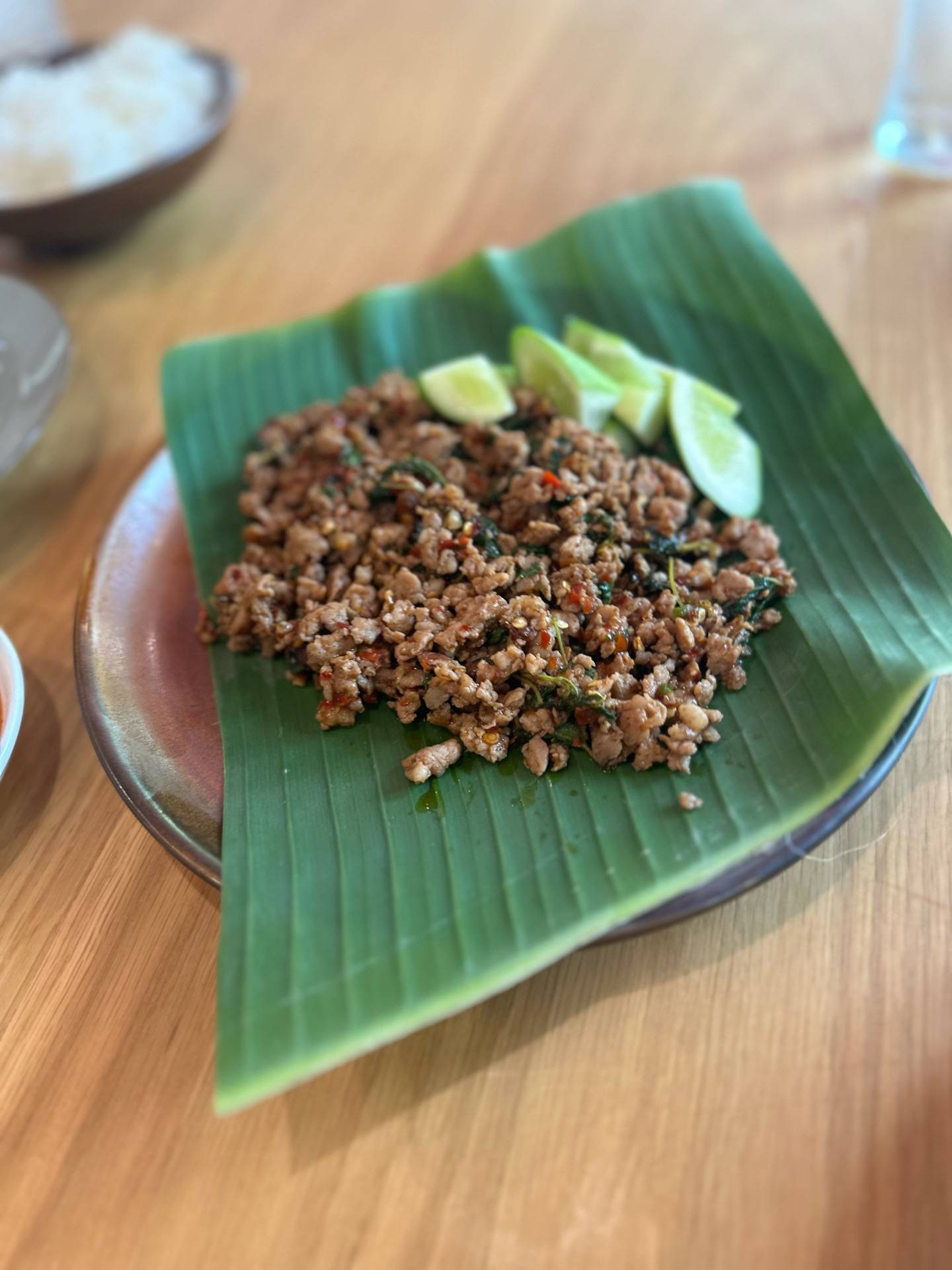 กะเพราหมูสับ พริกแห้ง ร้าน Phed Phed LHAY ซอยสายลม 1 (LHAY Sailom Alley)