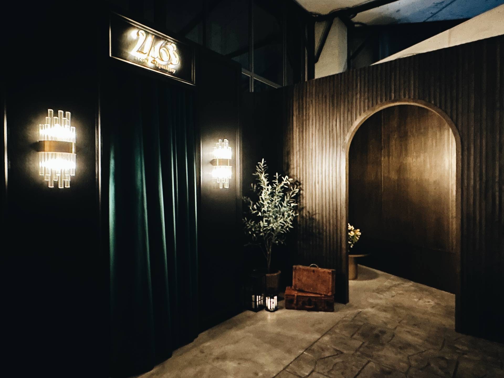 รูป 2463 Speakeasy