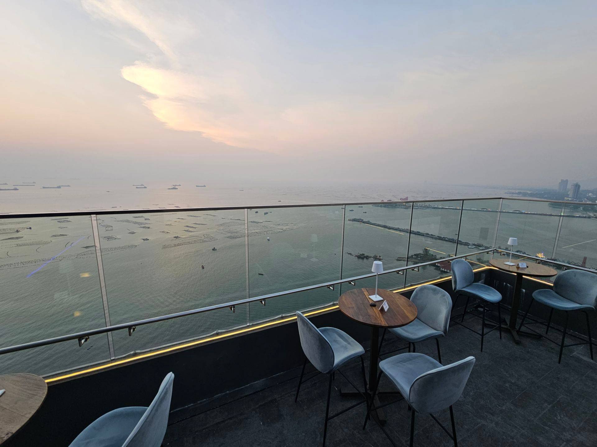 รีวิว Silver Moon Rooftop Bar Novotel Sriracha & Koh Si Chang Marina ...