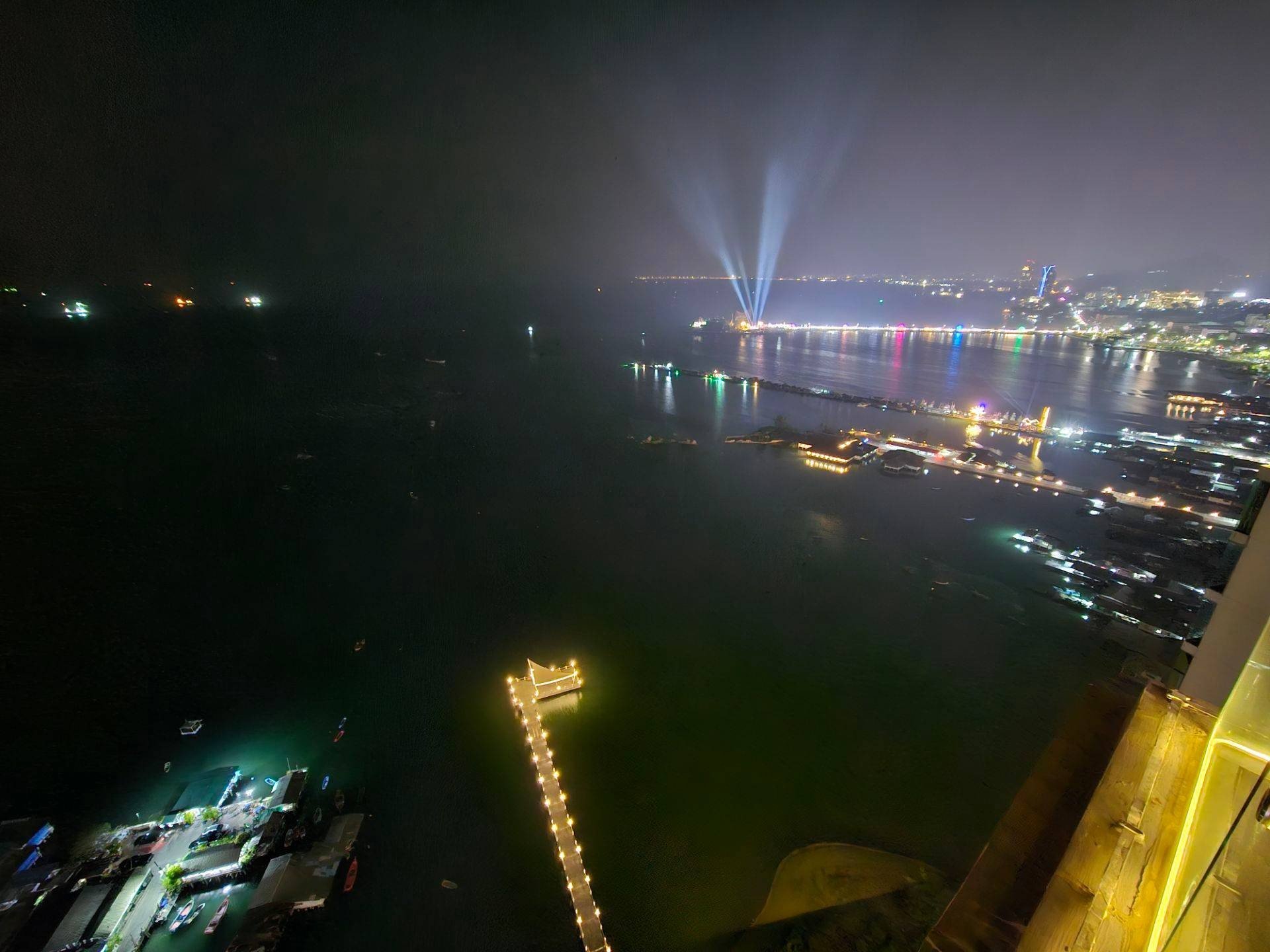 รูป Silver Moon Rooftop Bar Novotel Sriracha & Koh Si Chang Marina Bay