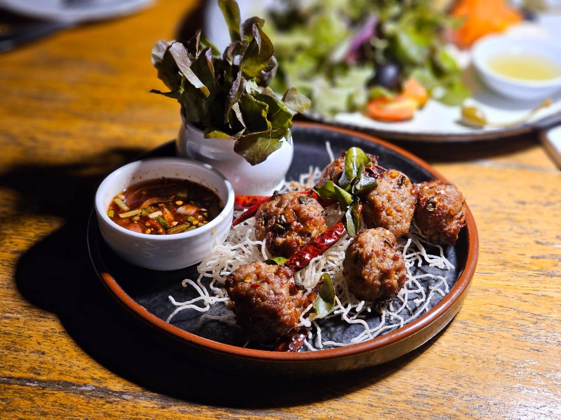 ลาบหมูทอด ร้าน Silver Moon Rooftop Bar Novotel Sriracha & Koh Si Chang ...