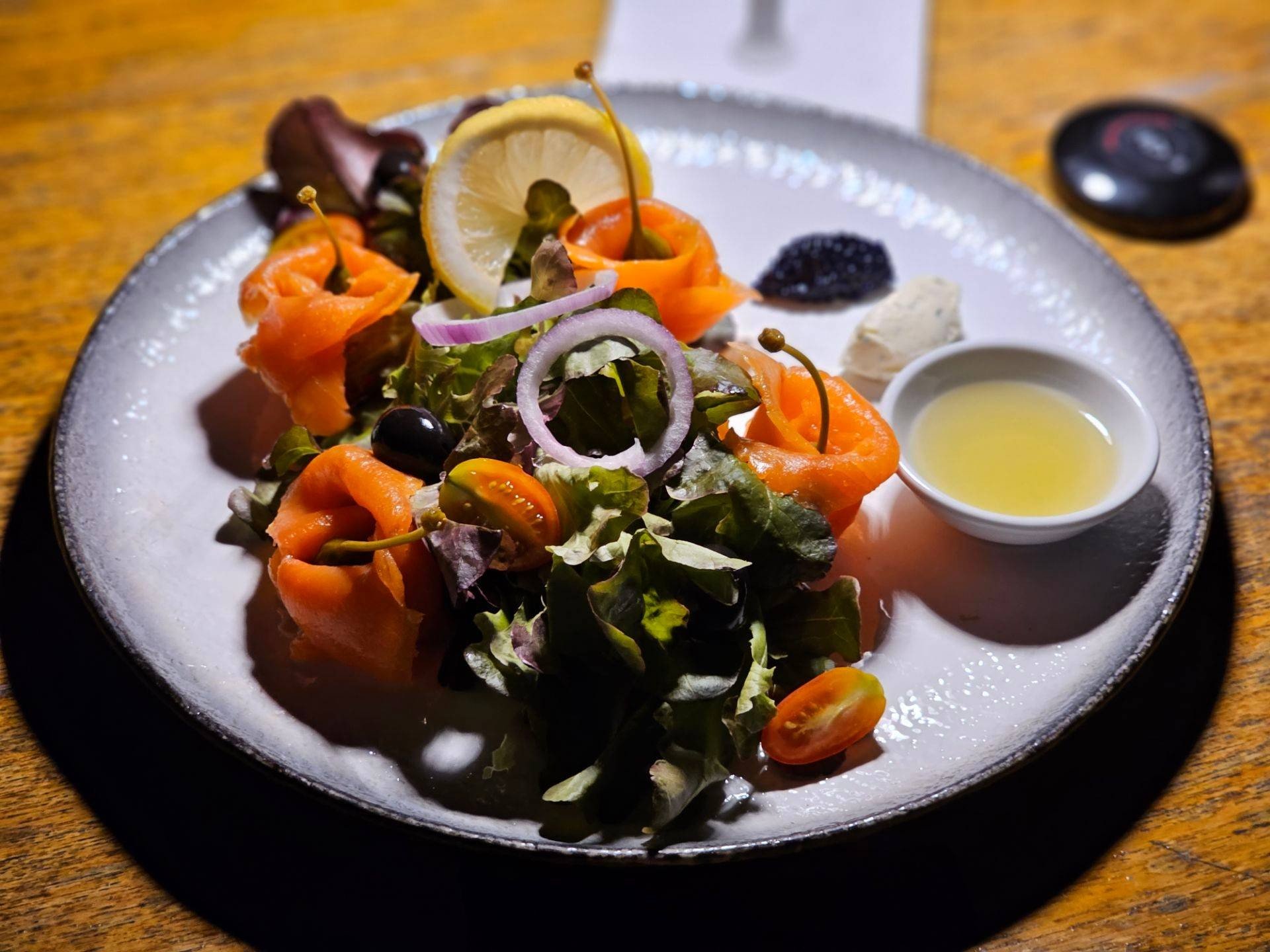 Atlantic Smoked Salmon ร้าน Silver Moon Rooftop Bar Novotel Sriracha ...