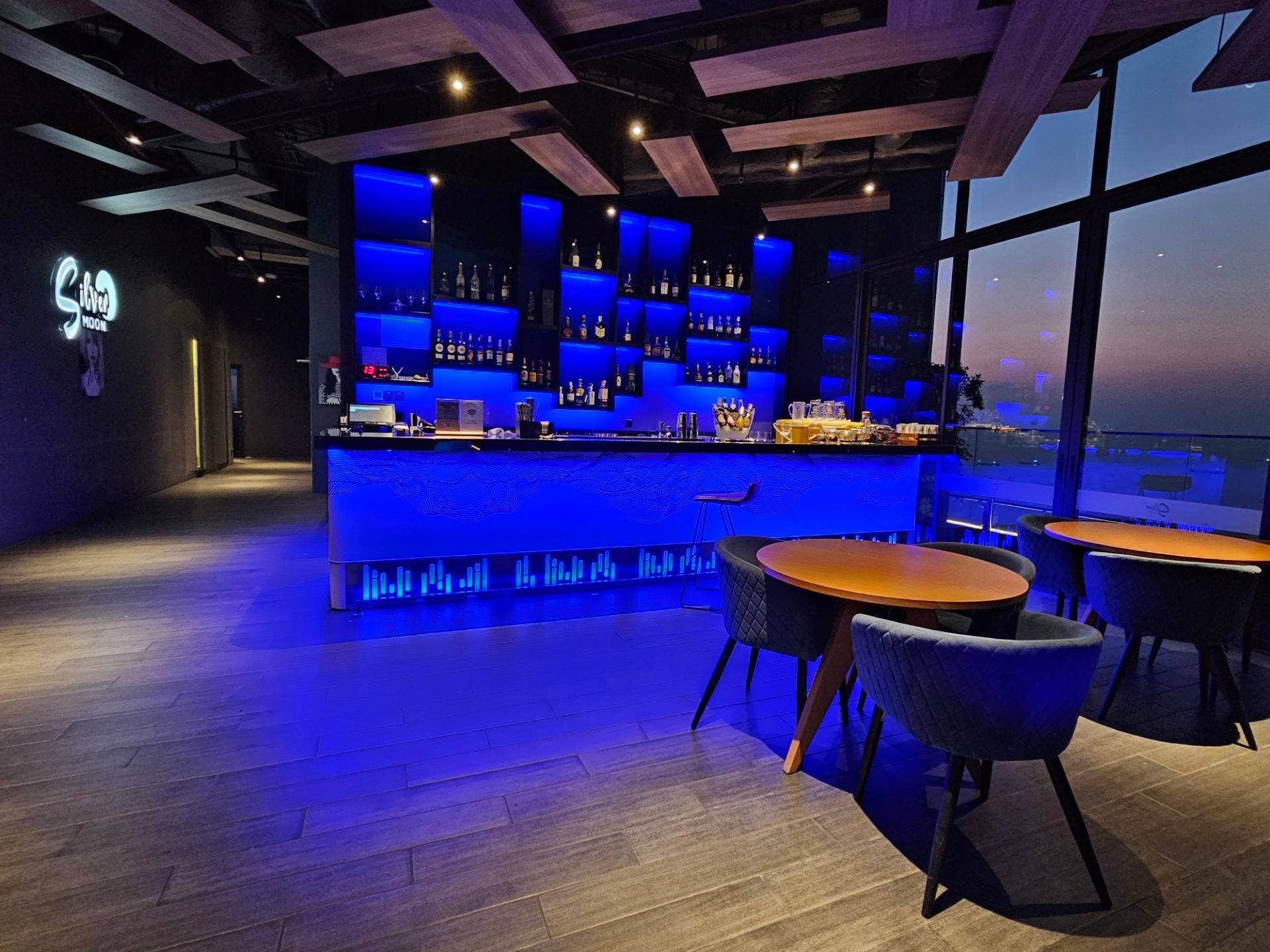 รูป Silver Moon Rooftop Bar Novotel Sriracha & Koh Si Chang Marina Bay