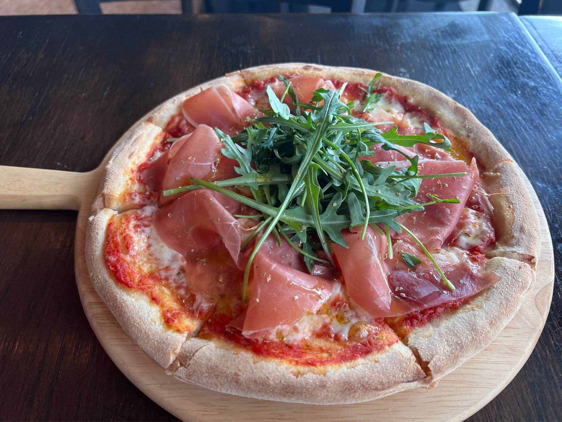 Pizza Serrano Ham and Rockets ร้าน Wine Connection Beehive