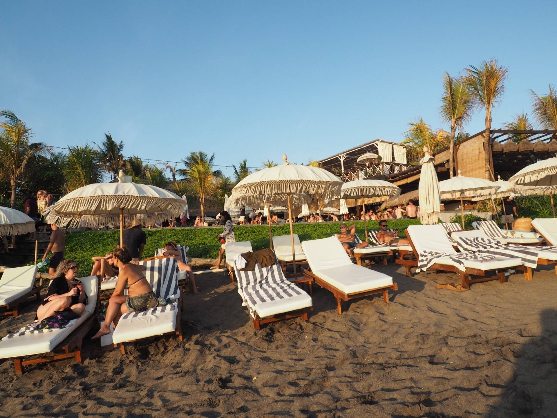 รีวิว The Lawn - Beach lounge ติดชายหาดทราย