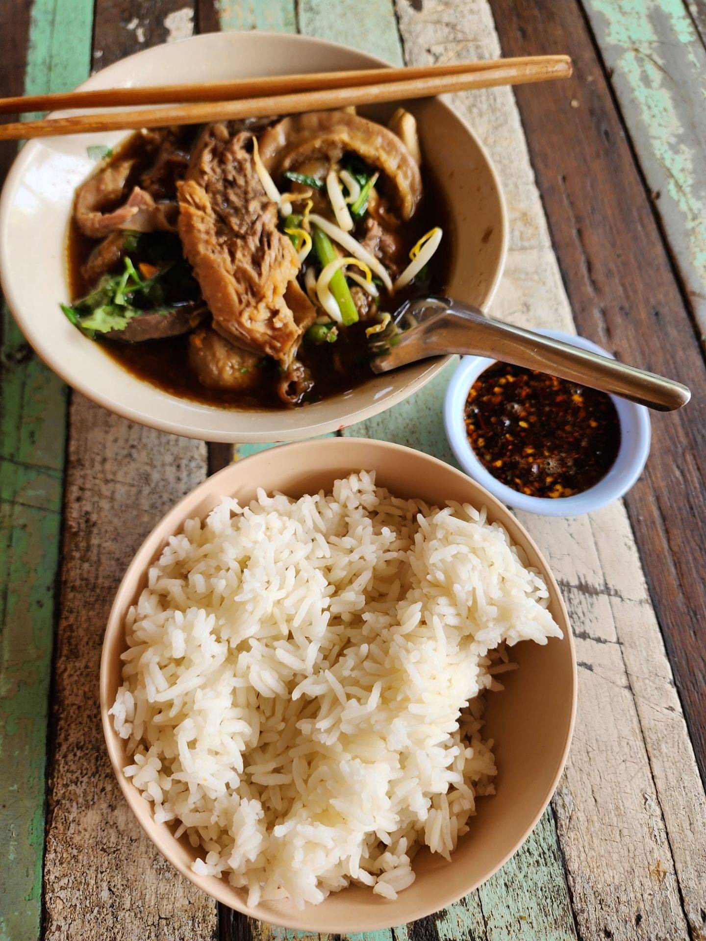 เกาเหลารวมเนื้อ พิเศษ ร้าน ต. เนื้อตุ๋นจักรพรรดิ์(ตรงข้ามค่ายสวนสยาม)