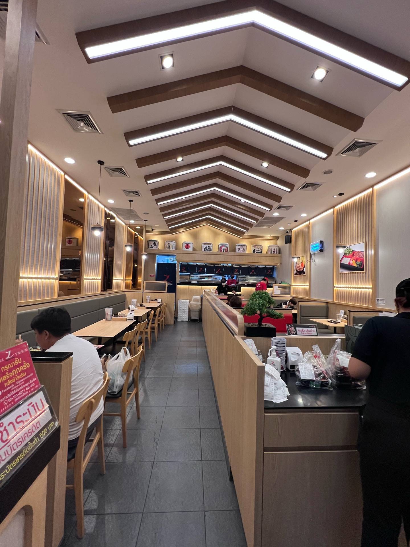 รีวิว Shinkanzen Sushi สายไหม อเวนิว - Fast food, good sushi