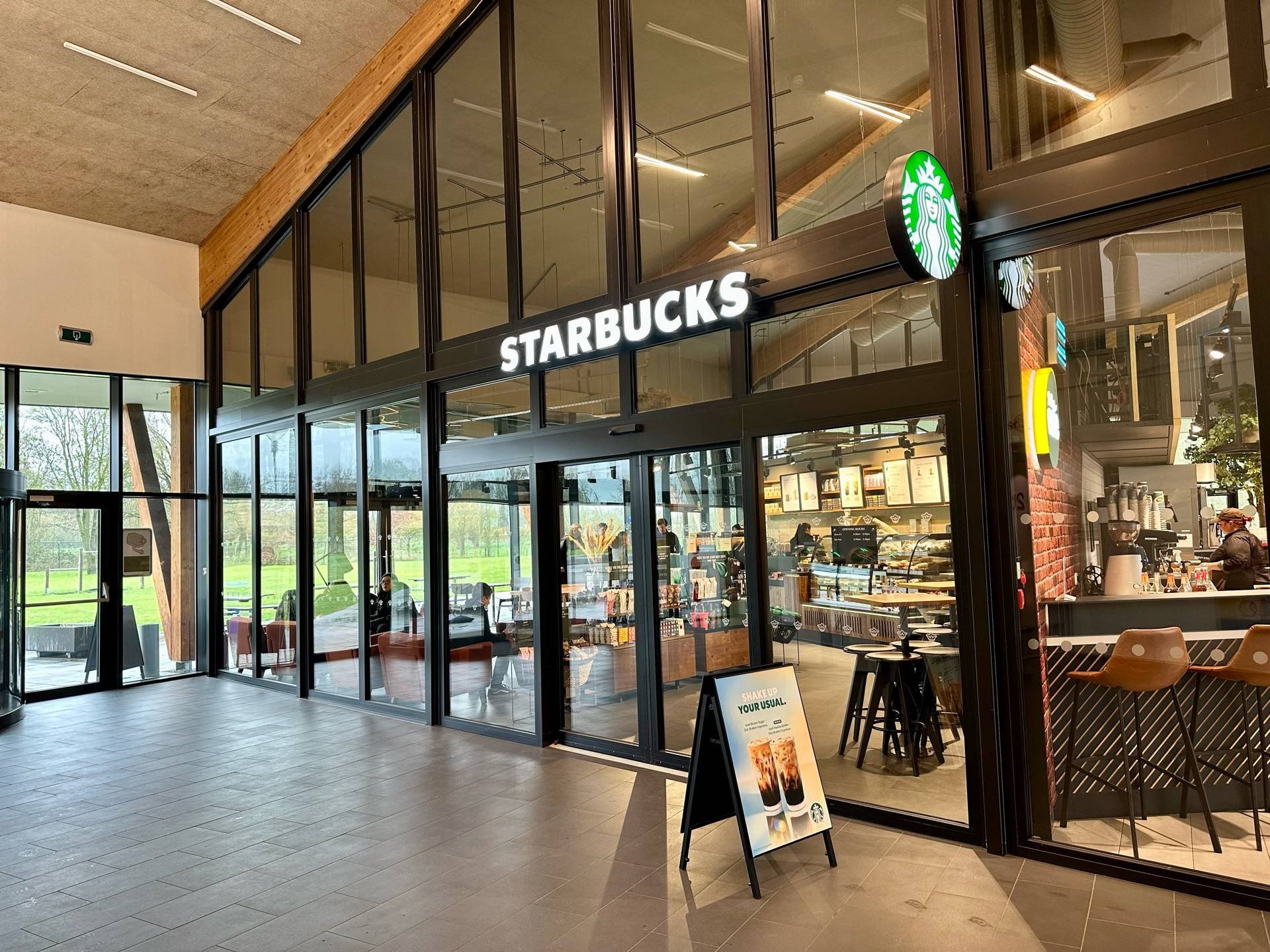 รีวิว Starbucks Shell Wetteren - ขนมชิ้นใหญ่ กับกาแฟโลโก้นางเงือกสี ...