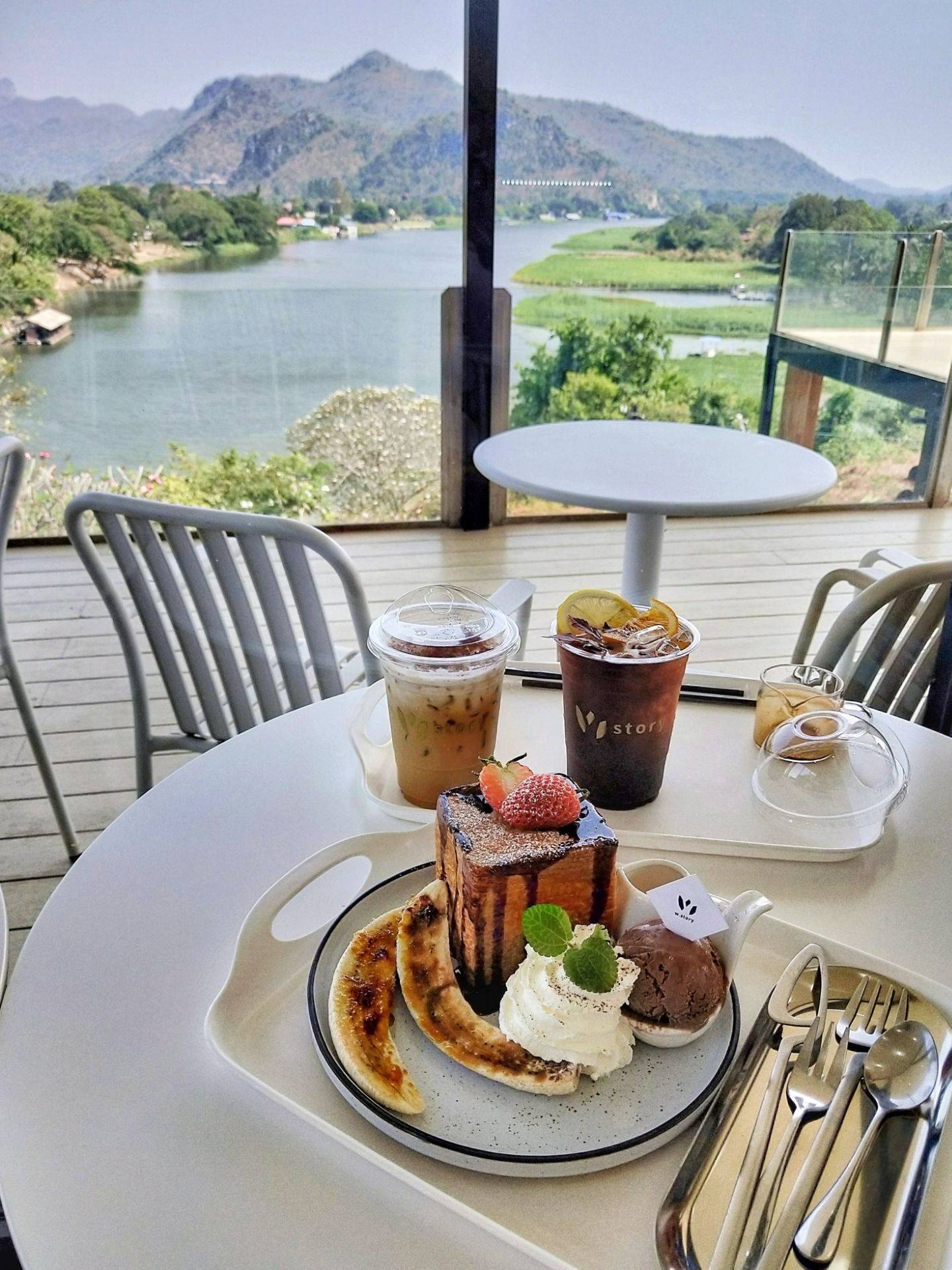 รีวิว W STORY - คาเฟ่วิวหลักล้านของเมืองกาญ ที่มีทั้งวิวป่า เขา แม่น้ำแคว และพร็อพรถไฟ