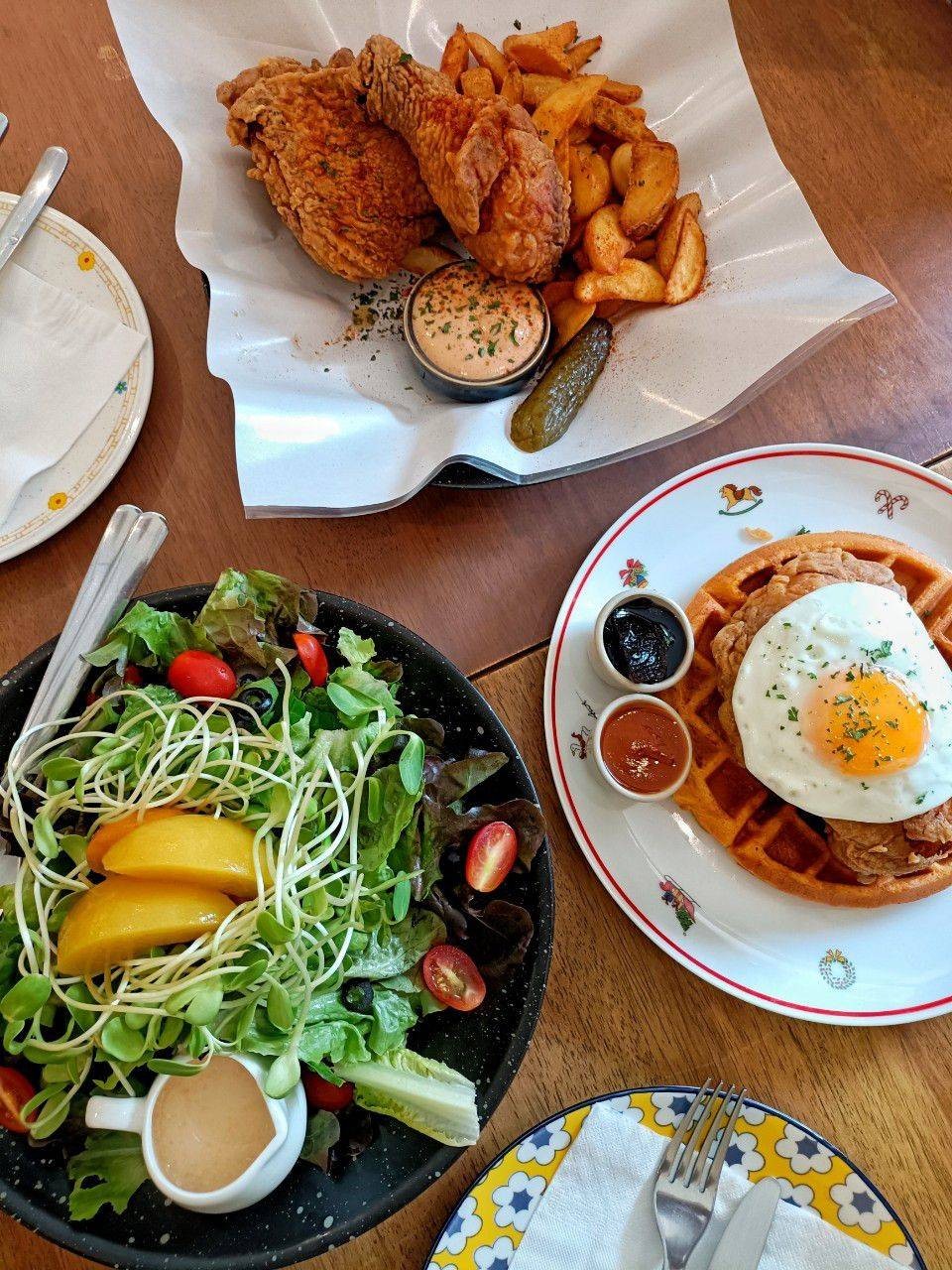 รูป Henryfry : fried chicken & housemade food.