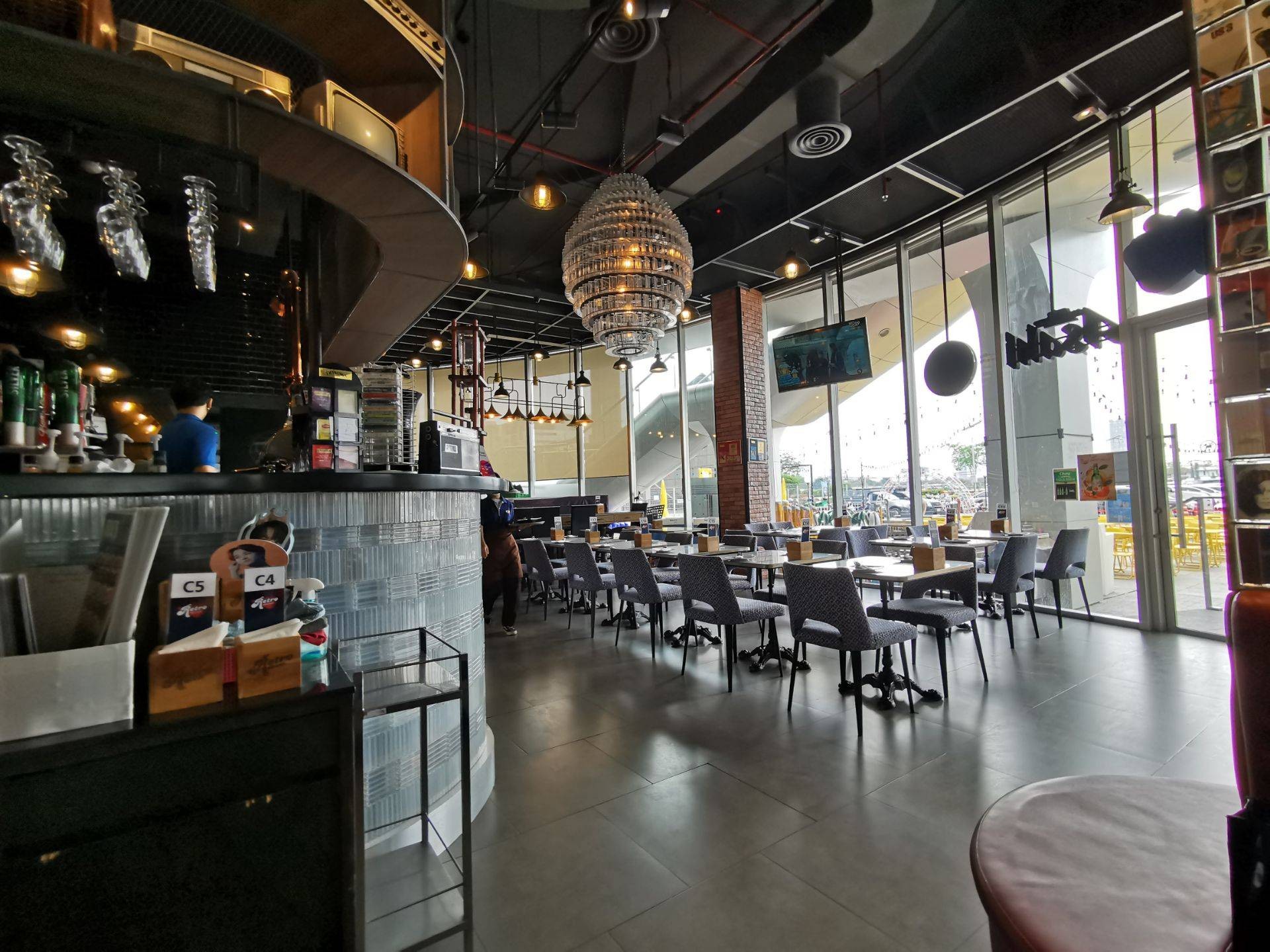 รีวิว Retro Bar & Cafe - นั่งสบายชิวๆ มีดนตรีสด