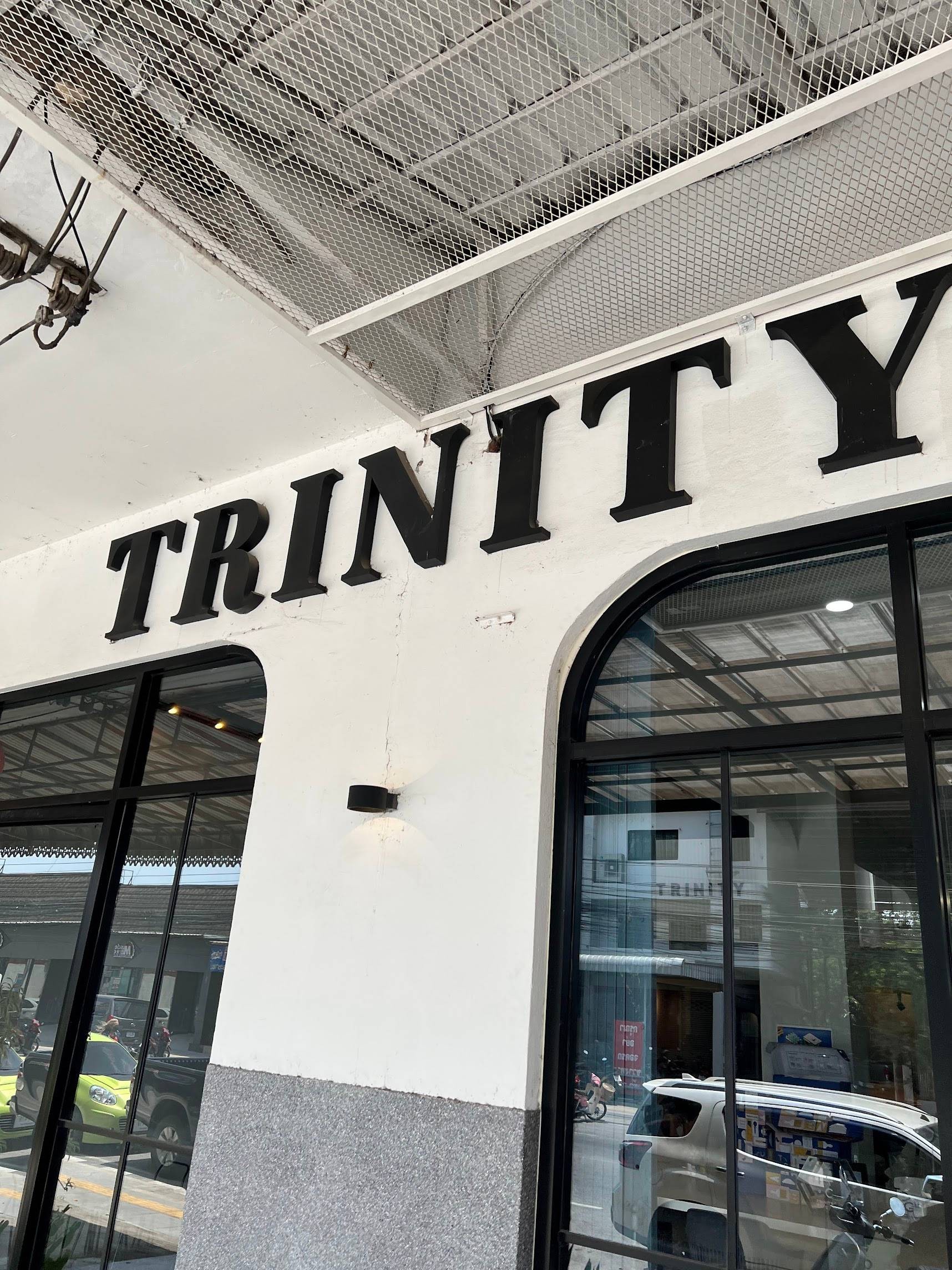 รีวิว TRINITY CAFÉ (สำนักงานใหญ่ - ถนนหน้าเมือง) - - คาเฟ่ชื่อดัง มีเตาอบครัวซองค์อยู่หลังร้านเลย