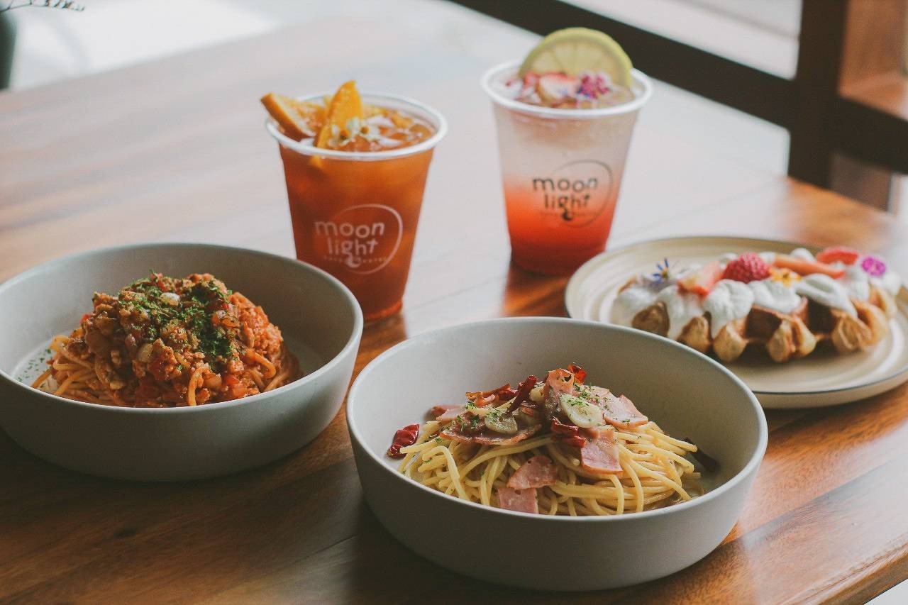 [รีวิว] ร้าน Moonlight Cafe and Hotel ท่าศาลา | เมนูแนะนำ รูปภาพ ราคา
