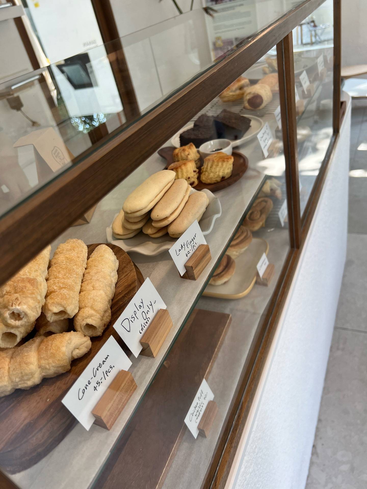 รีวิว Sanan Bakery ตลาด อ.ต.ก. หน้าทางเข้า-ออกประตู4 - พายได่ติดหวานนค่า