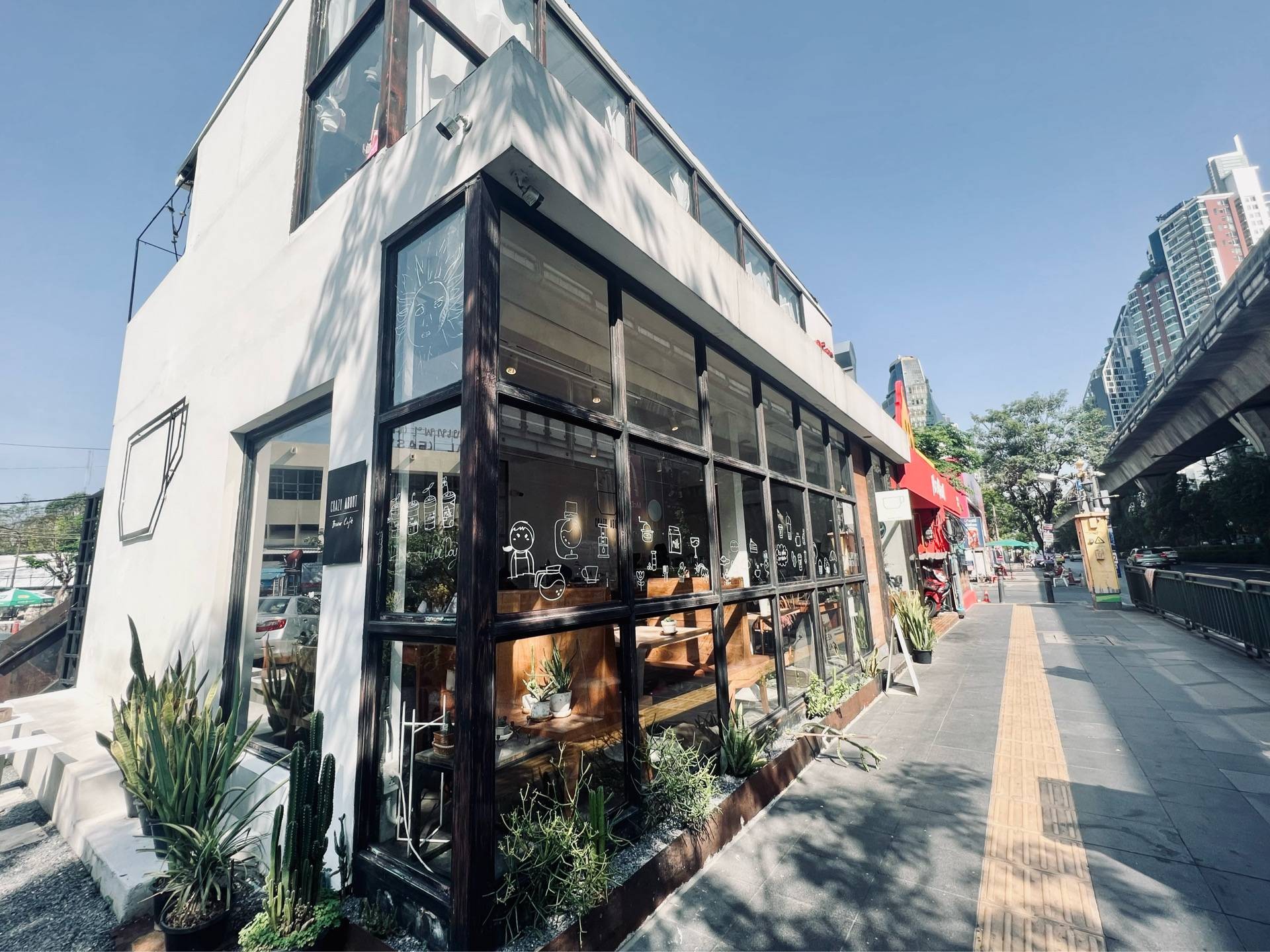 รีวิว Crazy About Cafe Ekkamai - กาแฟอาหารเช้าหน้าขนส่งเอกมัย