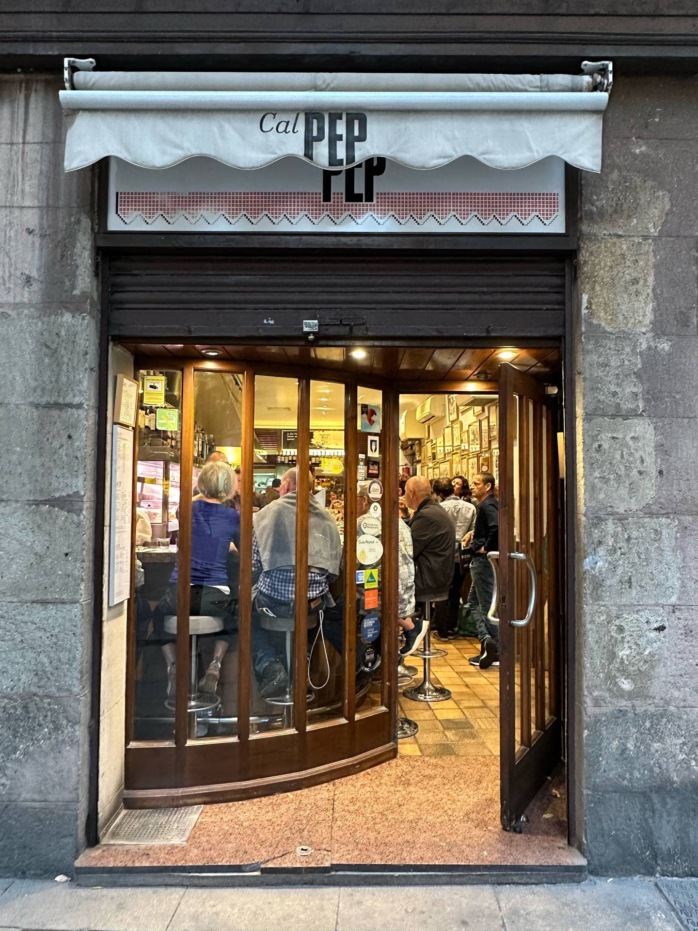 รีวิว Cal Pep - Cal Pep ร้านดังที่ต้องรอคิว บรรยากาศในร้าน vibe ดีมากๆ ...