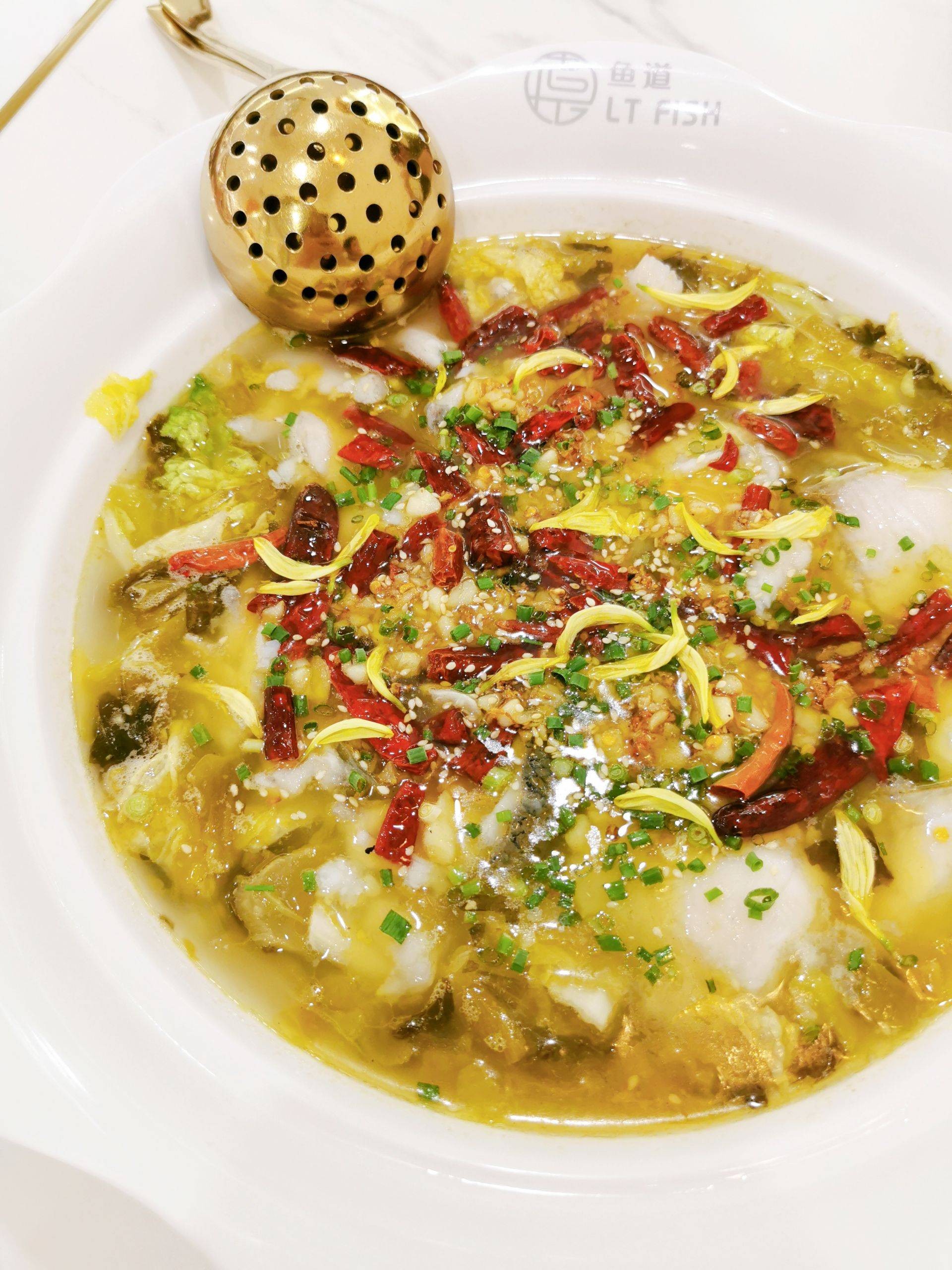 ต้มปลาผักกาดดอง ร้าน LT Fish Restaurant CentralwOrld