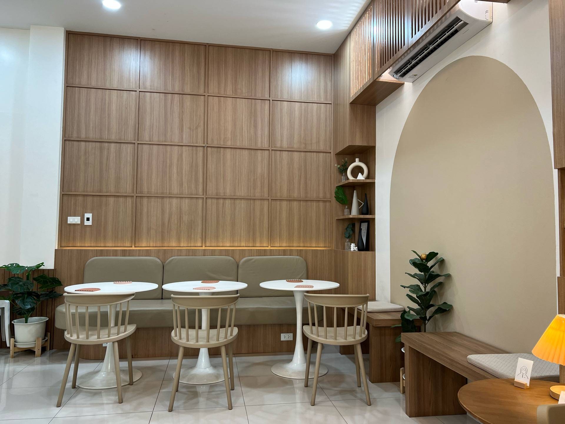 รีวิว Nomu Coffee and Dessert Nomu Coffee and Dessert - ร้านสีขาว นั่งสบาย