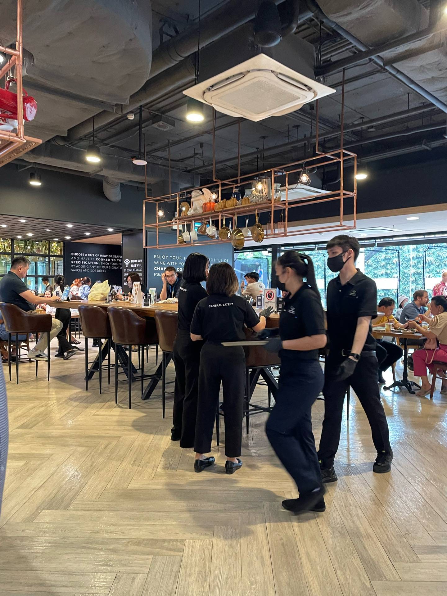 รีวิว Tops Eatery Chidlom - อาหารอร่อย ชาวงเที่ยงคนเยอะแต่มาไวไปไว