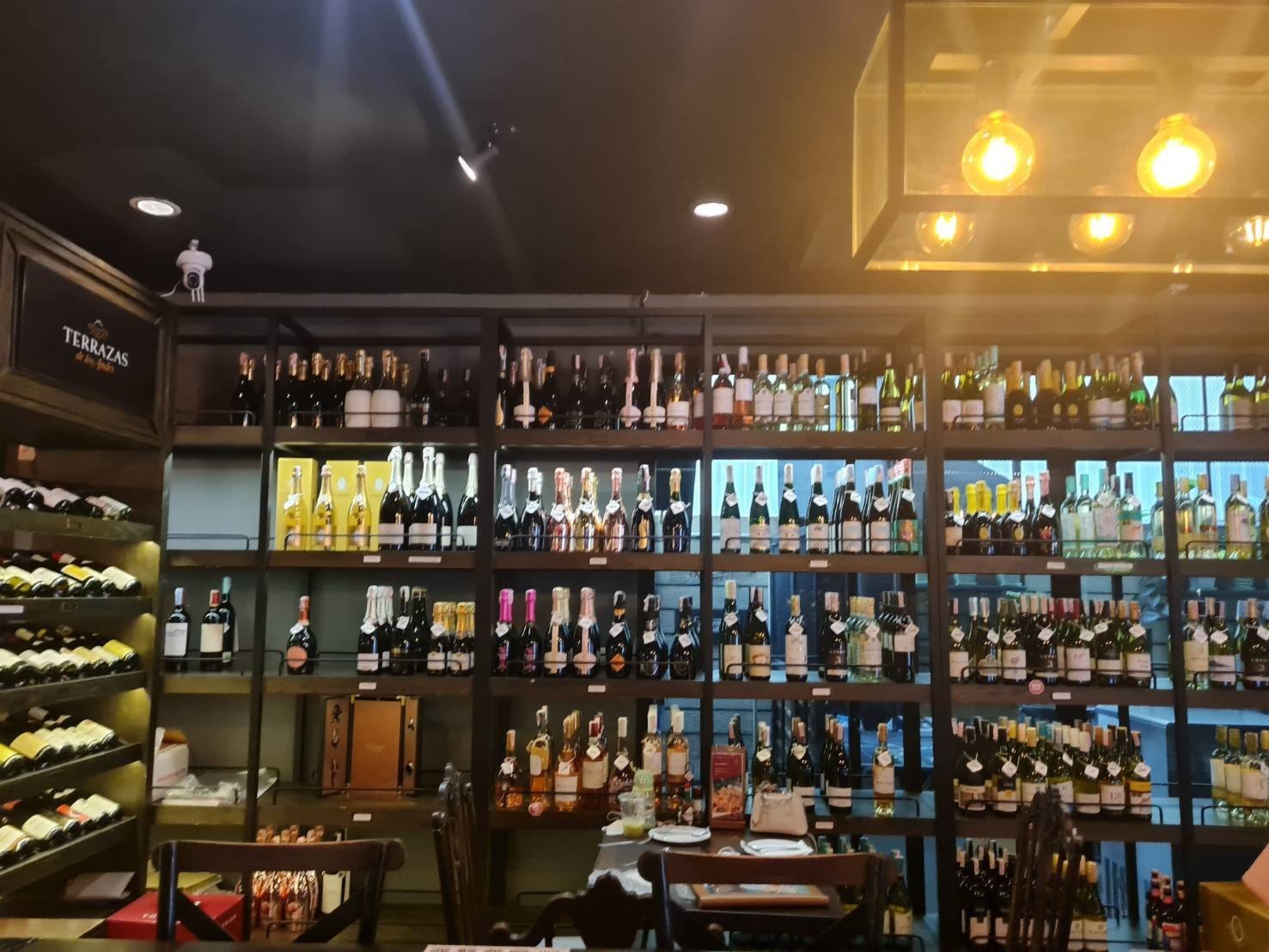 รีวิว Oak Wine Valley - คราฟเบียร์ไวน์และอาหารอร่อย สุขุมวิท 50