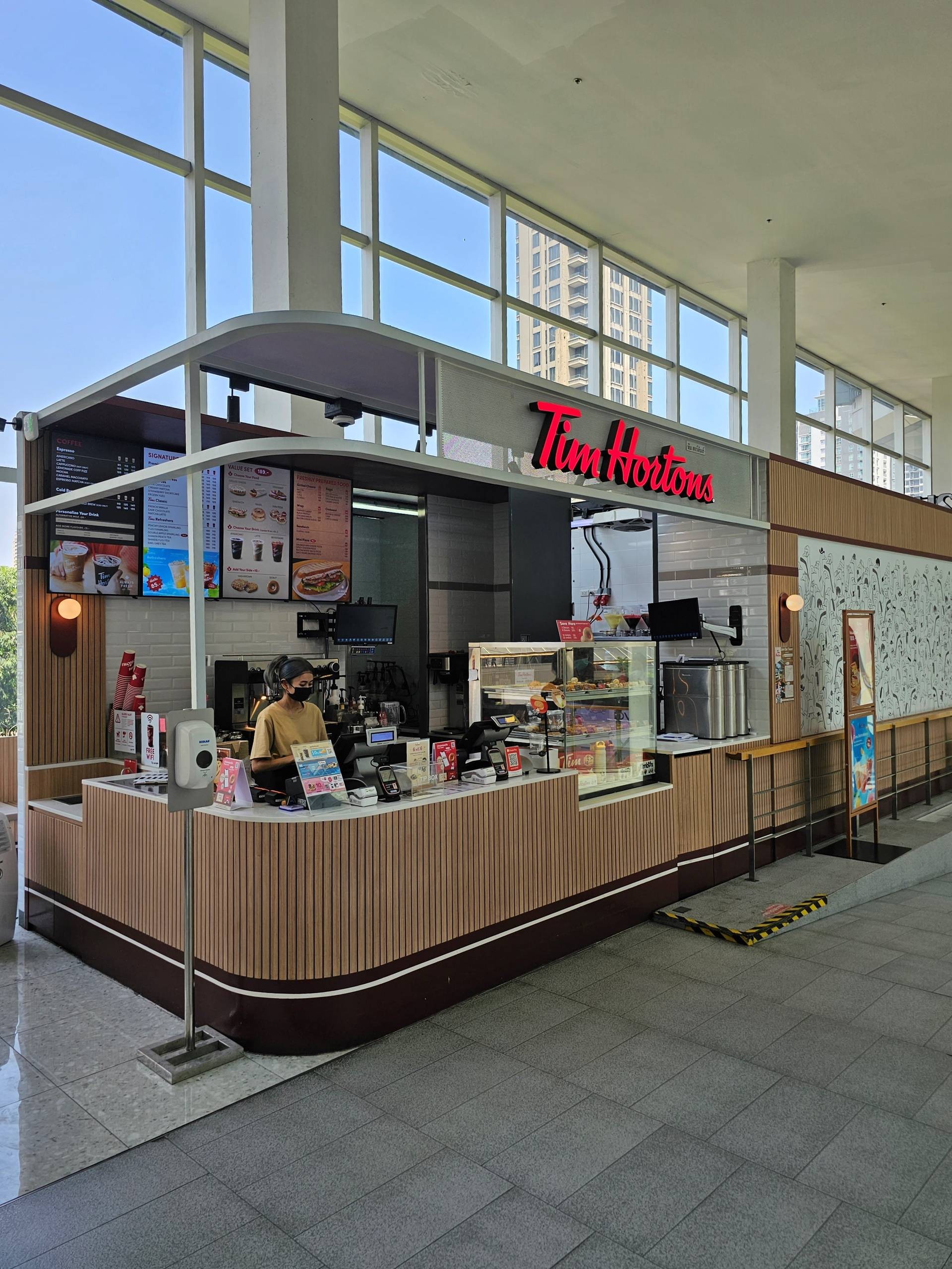 รีวิว Tim Hortons Empire Tower - ร้านขายโดนัทและกาแฟ พร้อมมุมนั่งทาน ...