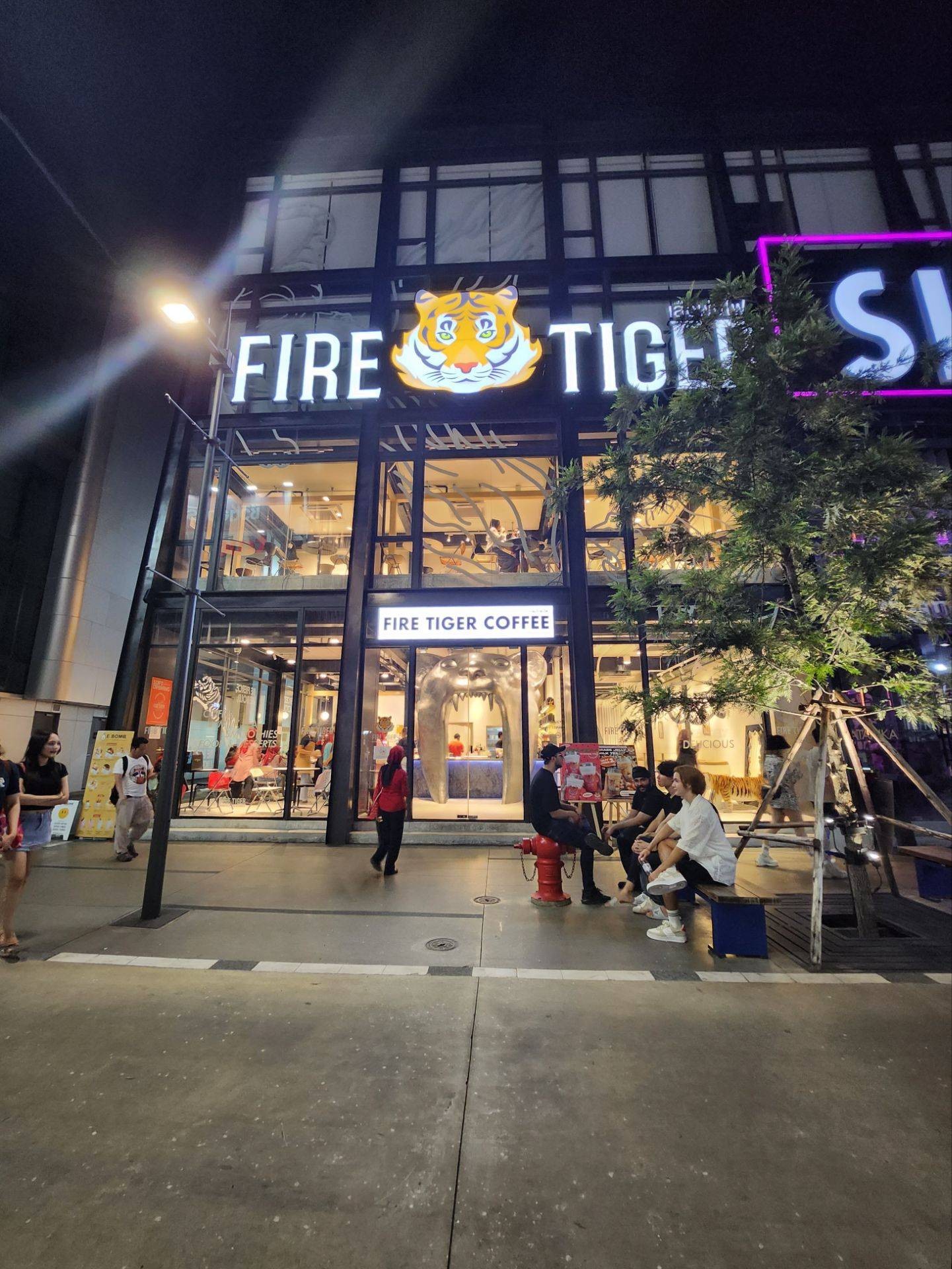 ร้าน Fire Tiger Coffee Flagship Store - Siam Square Soi 7 Siam Square Soi 7 (Flagship Store ...