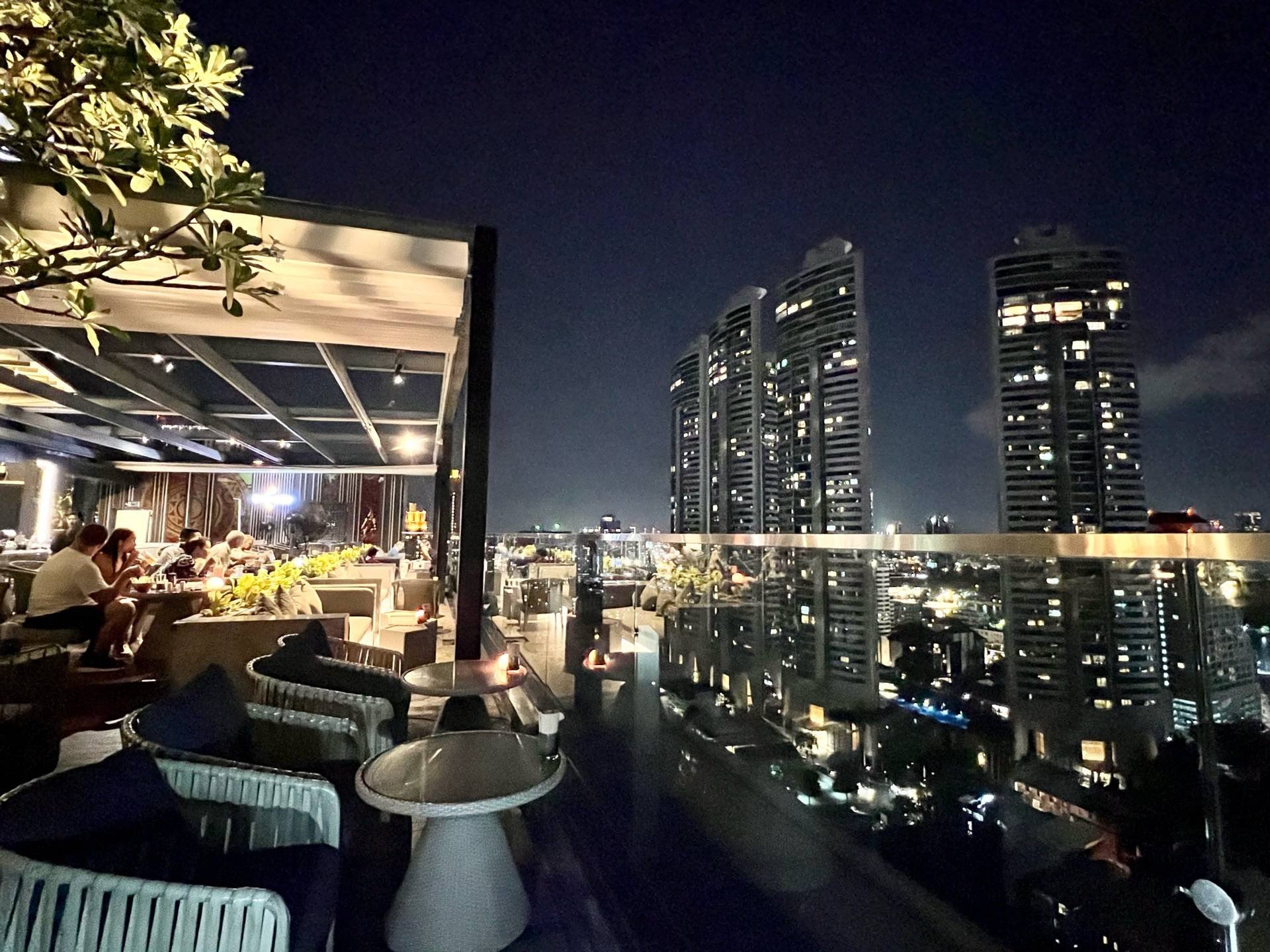 รีวิว SKY On 20 (Rooftop Bar) Novotel Bangkok Sukhumvit 20 - สี่ดาวกับ ...