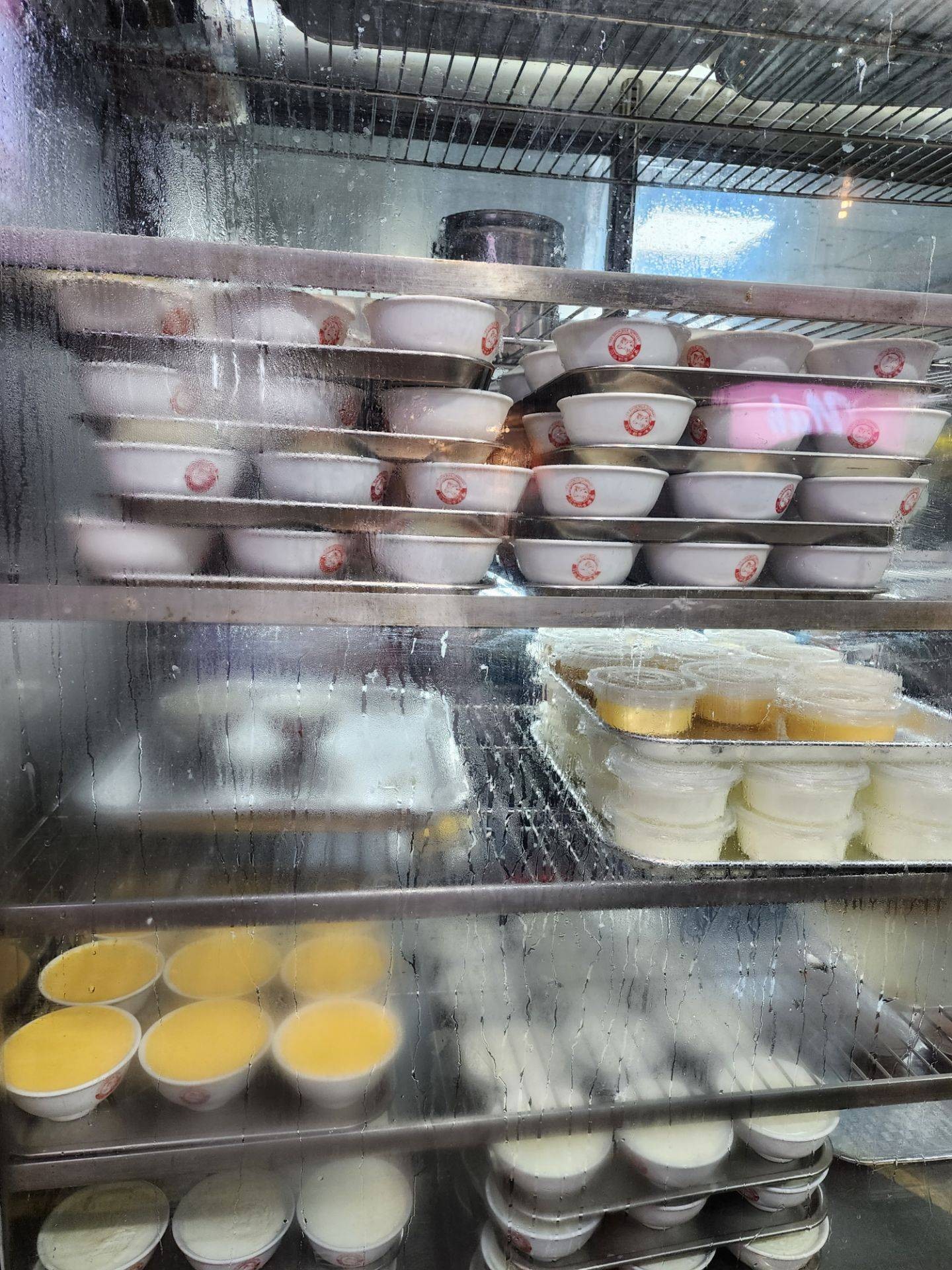รีวิว Yee Shun Milk Company Causeway bay - โลโก้กลมๆ สีแดงๆ สัญลักษณ์ ...