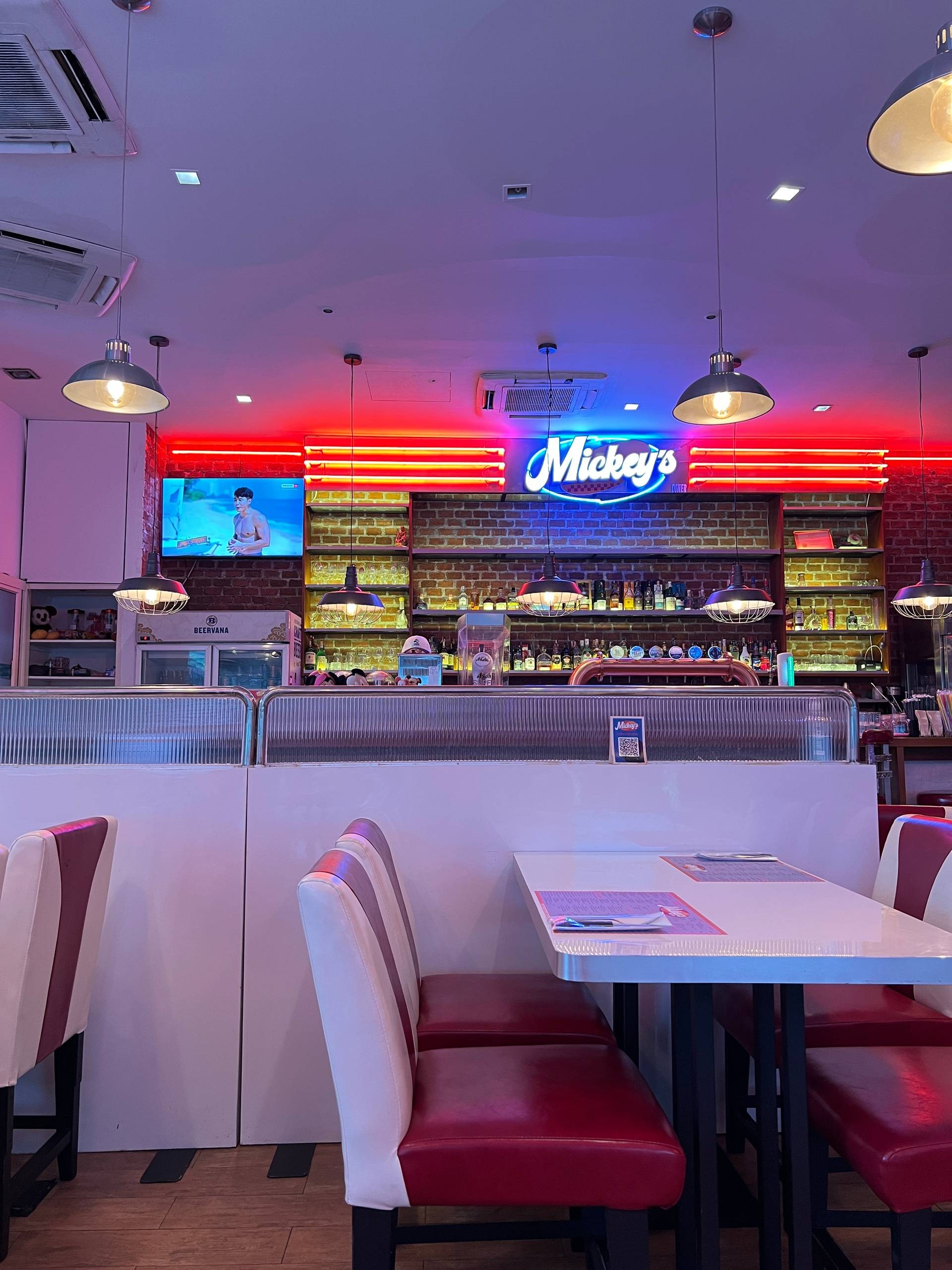 รีวิว Mickey's Diner BKK - ไอเลิฟข้าวผัดอเมริกันและไก่ทอดร้านนี้มาก