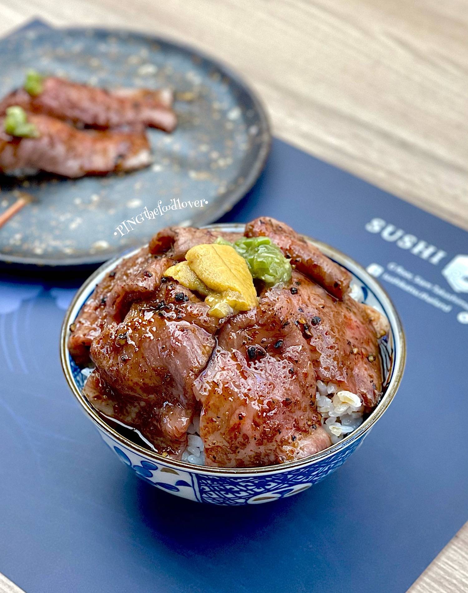 Aburi Wagyu Uni Don • วากิวส่วนสันคอสไลด์หนา เคล้าด้วยซอสก่อนเบิร์นไฟ ท๊อปด้วยอูนิและวาซาบิดอง ...