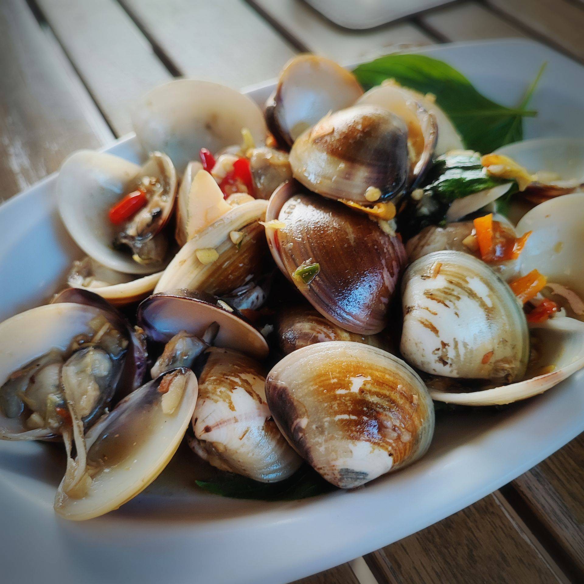 หอยตลับผัดพริกขี้หนูใบโหระพา ร้าน วิวดี อ่างศิลา อ่างศิลา