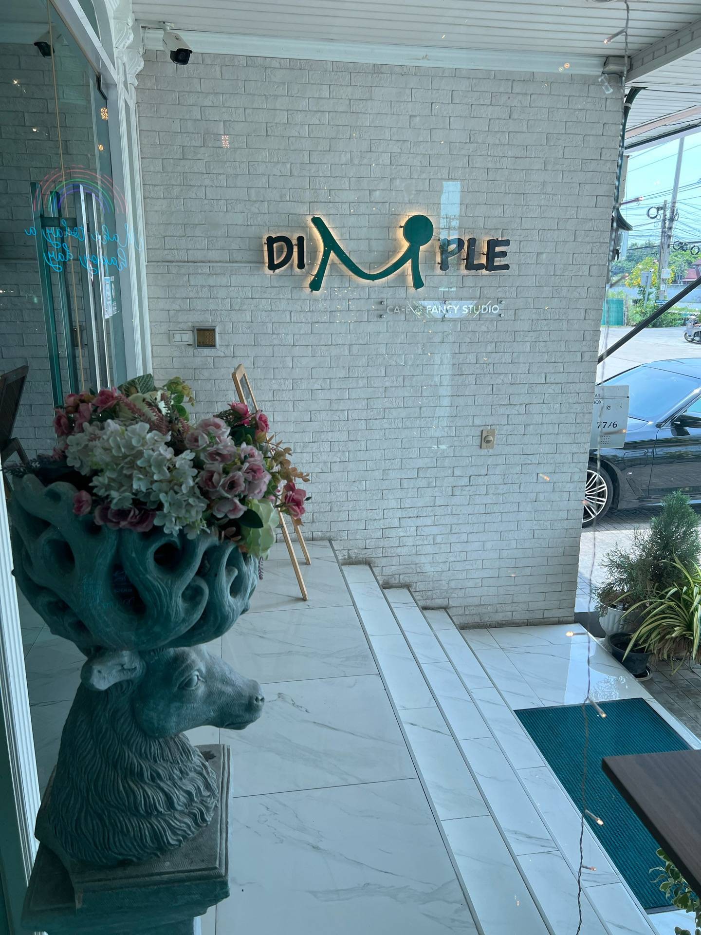 รีวิว Dimple cafe and fancy studio - ร้านสวย ตกแต่งจัดเต็ม