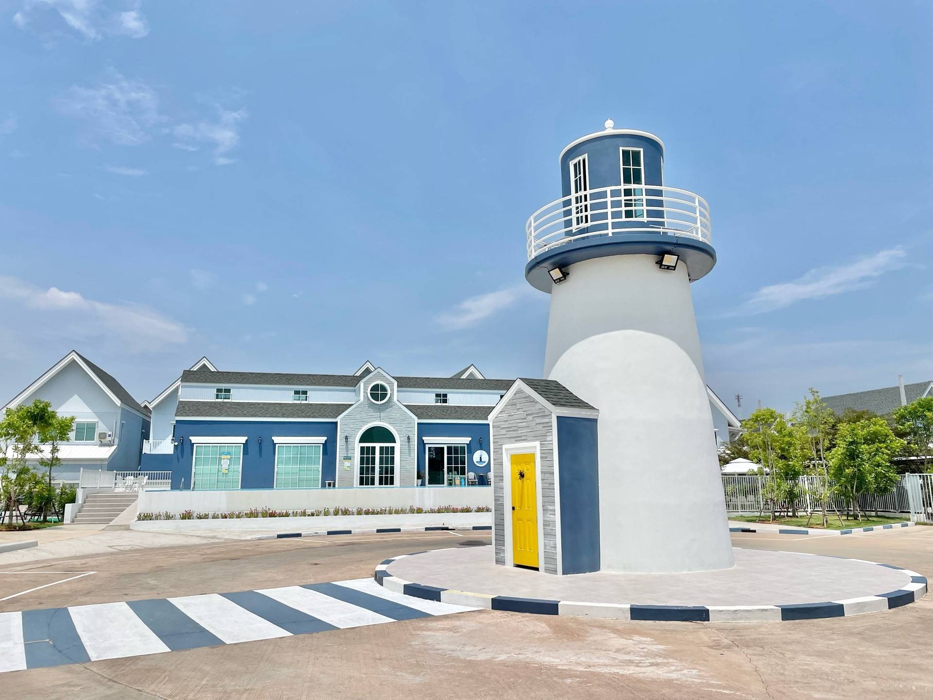 รีวิว เดอะไลท์เฮ้าคาเฟ่ ประชาอุทิศ90 - คาเฟ่โทนทะเล ประภาคารโดดเด่น สีฟ้าสดใส เพรียบพร้อมอุปกรณ์ ...