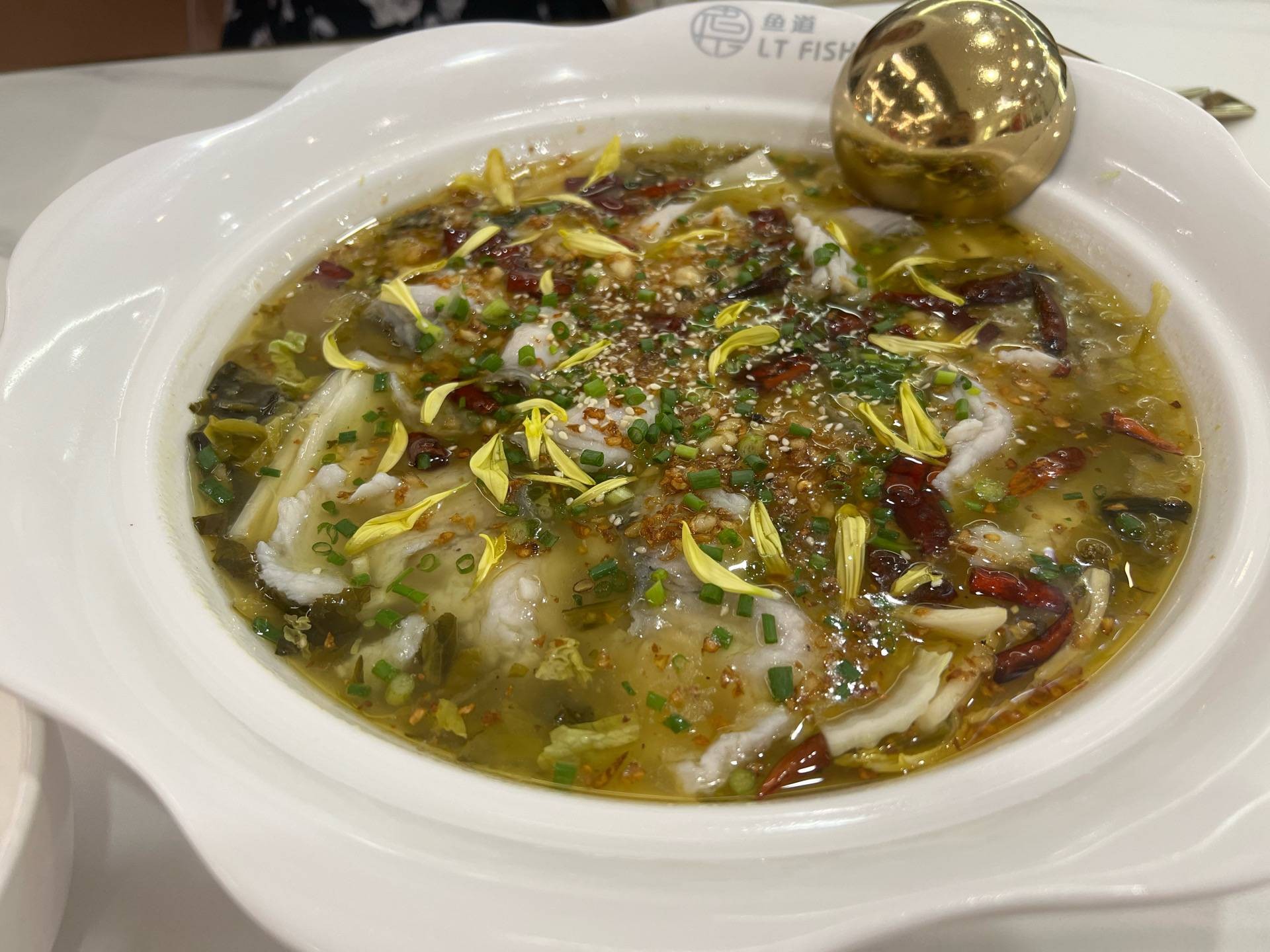 ต้มปลาผักกาดดอง ร้าน LT Fish Restaurant CentralwOrld