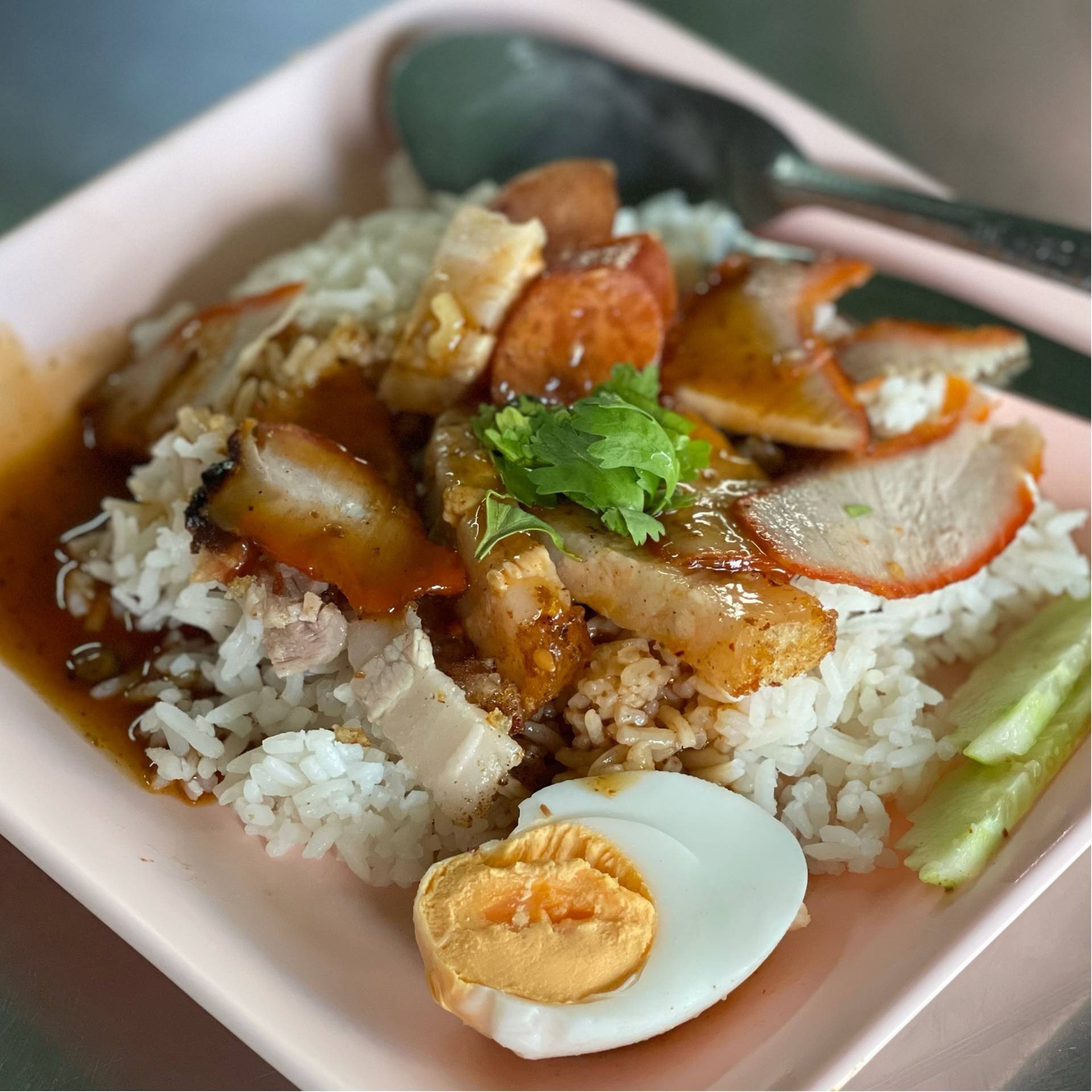 ข้าวหมูกรอบ ร้าน กาแฟเจ๊กเปี๊ยะ