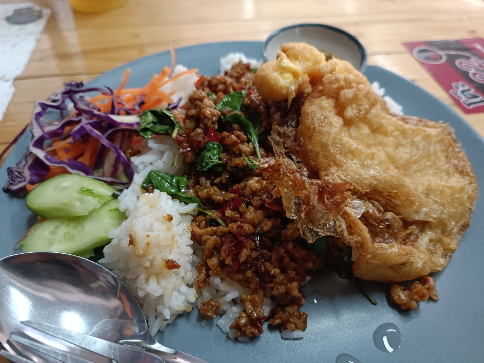 ข้าวกะเพราโบราณ ร้าน Saw Lan Sen