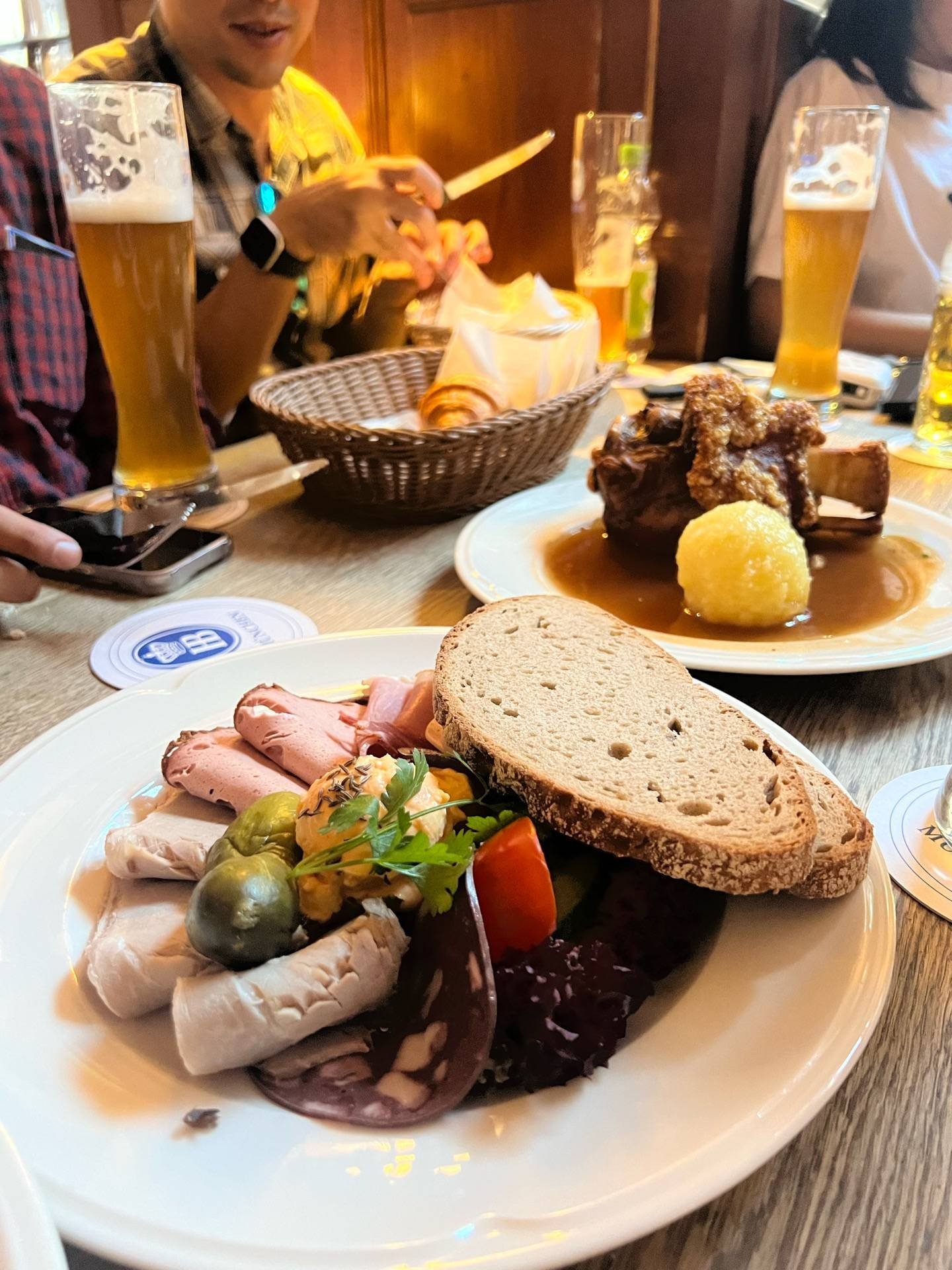รีวิว HB Hofbräuhaus München - Good vibes as there’s live music, fast ...