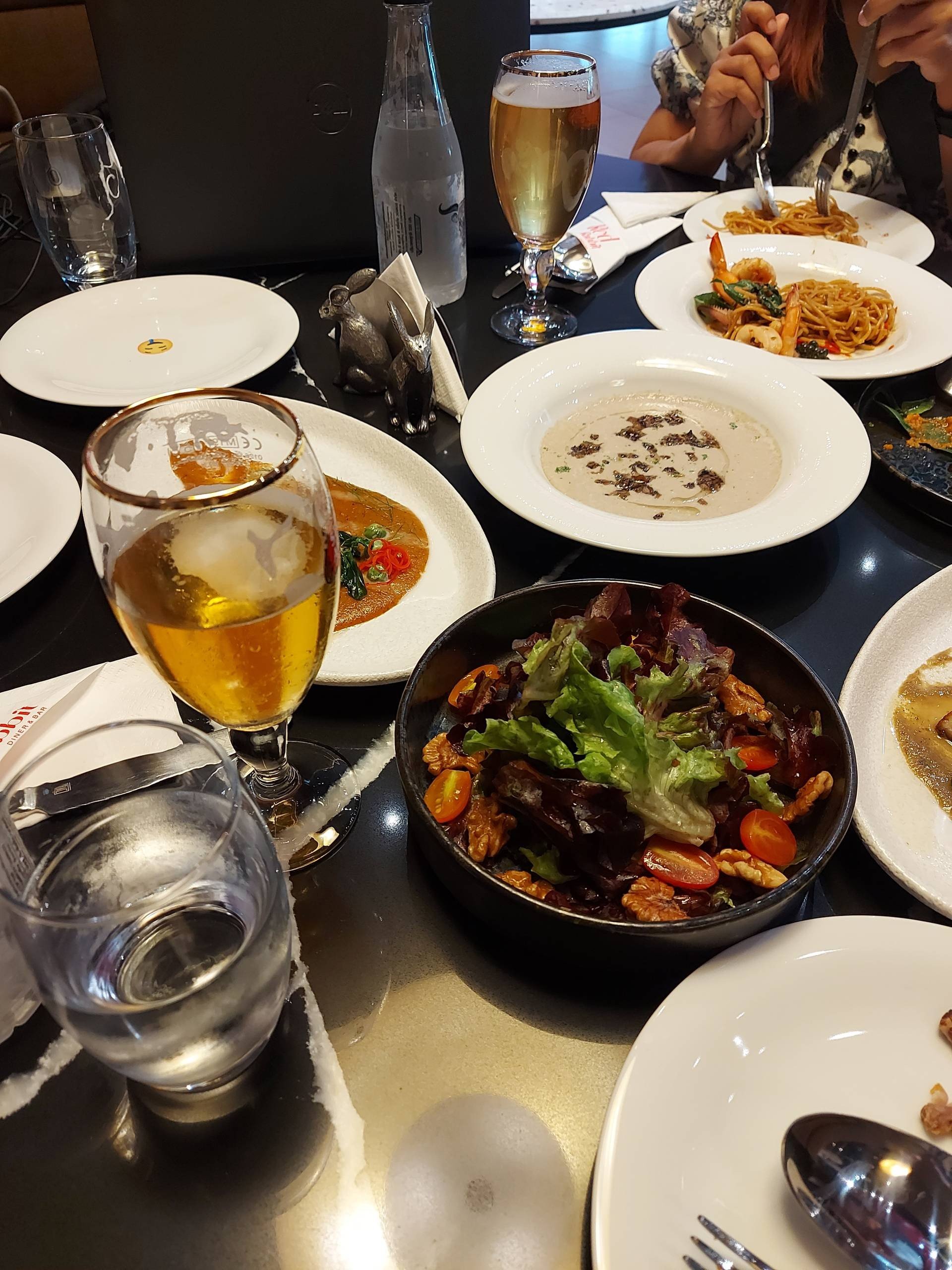 รีวิว Red Rabbit Diner & Bar Lotus's North Ratchapruek - บรรยากาศร้าน ...