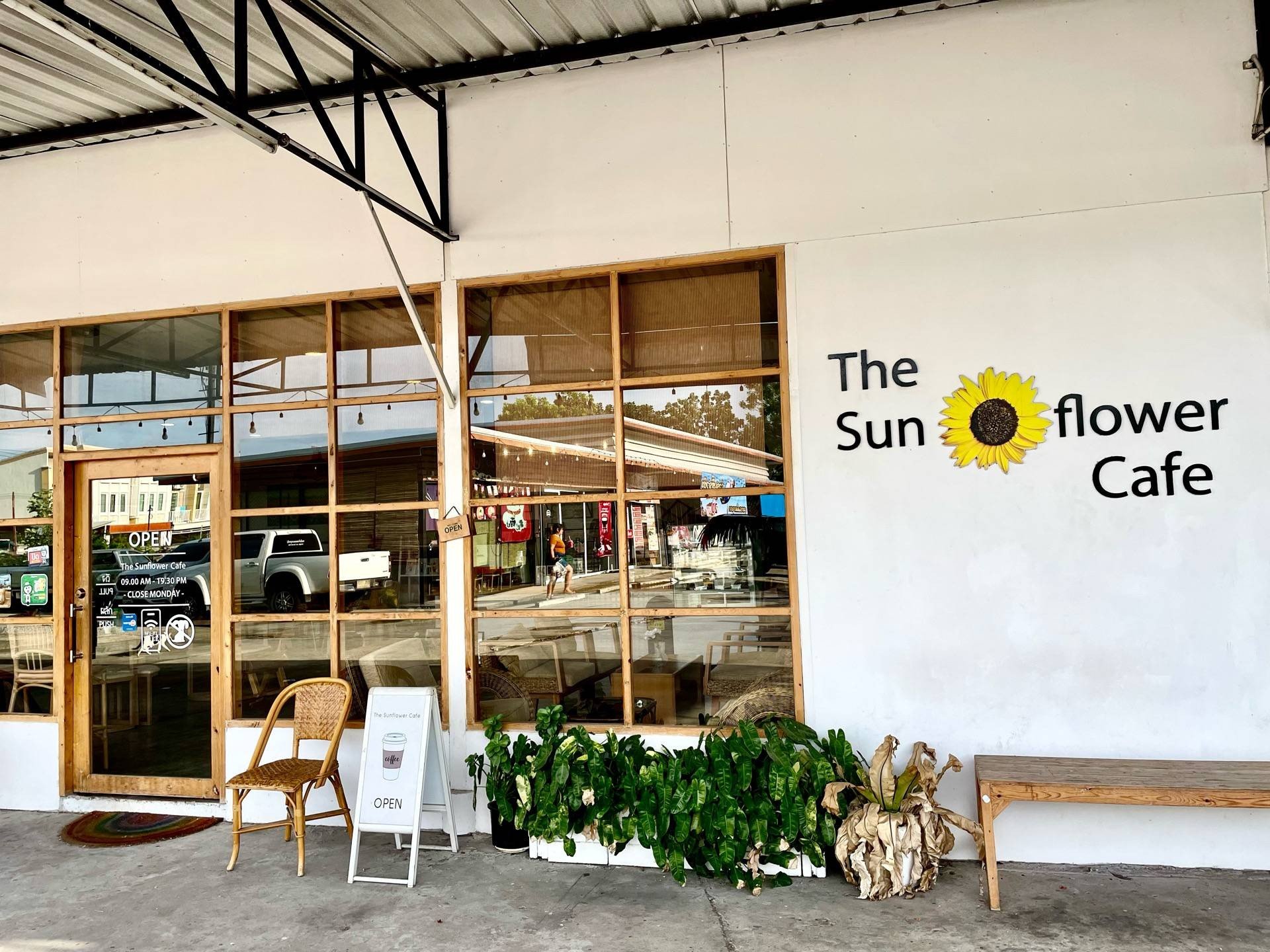 รีวิว The Sunflower Cafe - 🌻 ดอกทานตะวันบานตลอดปี มุมดีๆ ให้ถ่ายรูปกับกาแฟและขนมอร่อย @The Sun ...