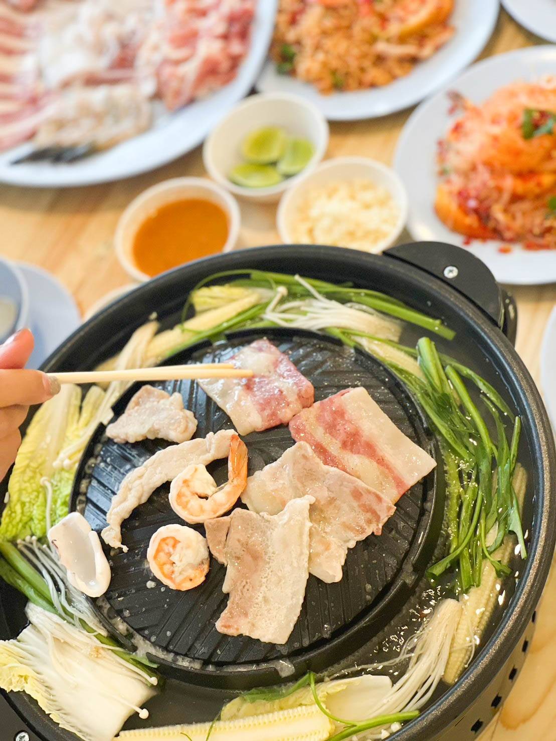 รูป ครอบครัวหมูกระทะ กุ้งแม่น้ำเผา บรรทัดทอง สาขาบรรทัดทอง