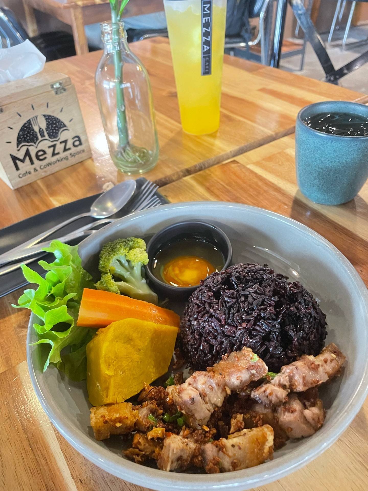 รีวิว Mezza Cafe - Cafe and co-working space