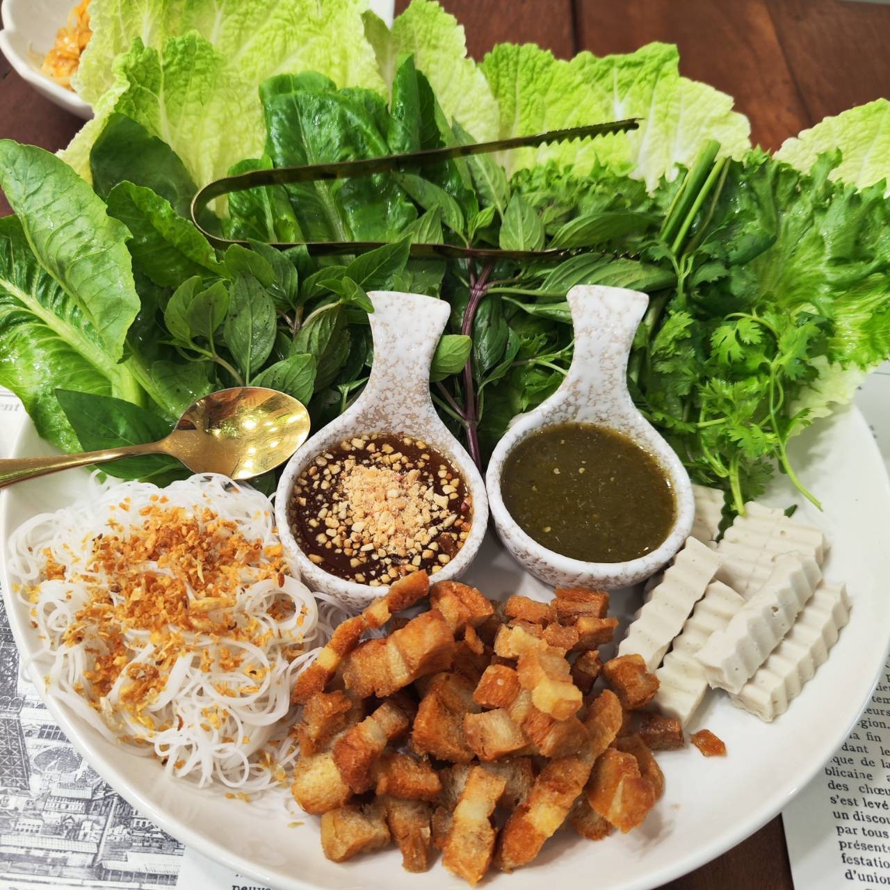 เมี่ยงหมูกร๋อย • เมี่ยงหมูกรอบ ที่ไม่ใช่ หมู ร้าน Boombim Tree House (บ้านเล็กในซอยลับ) อุดรธานี