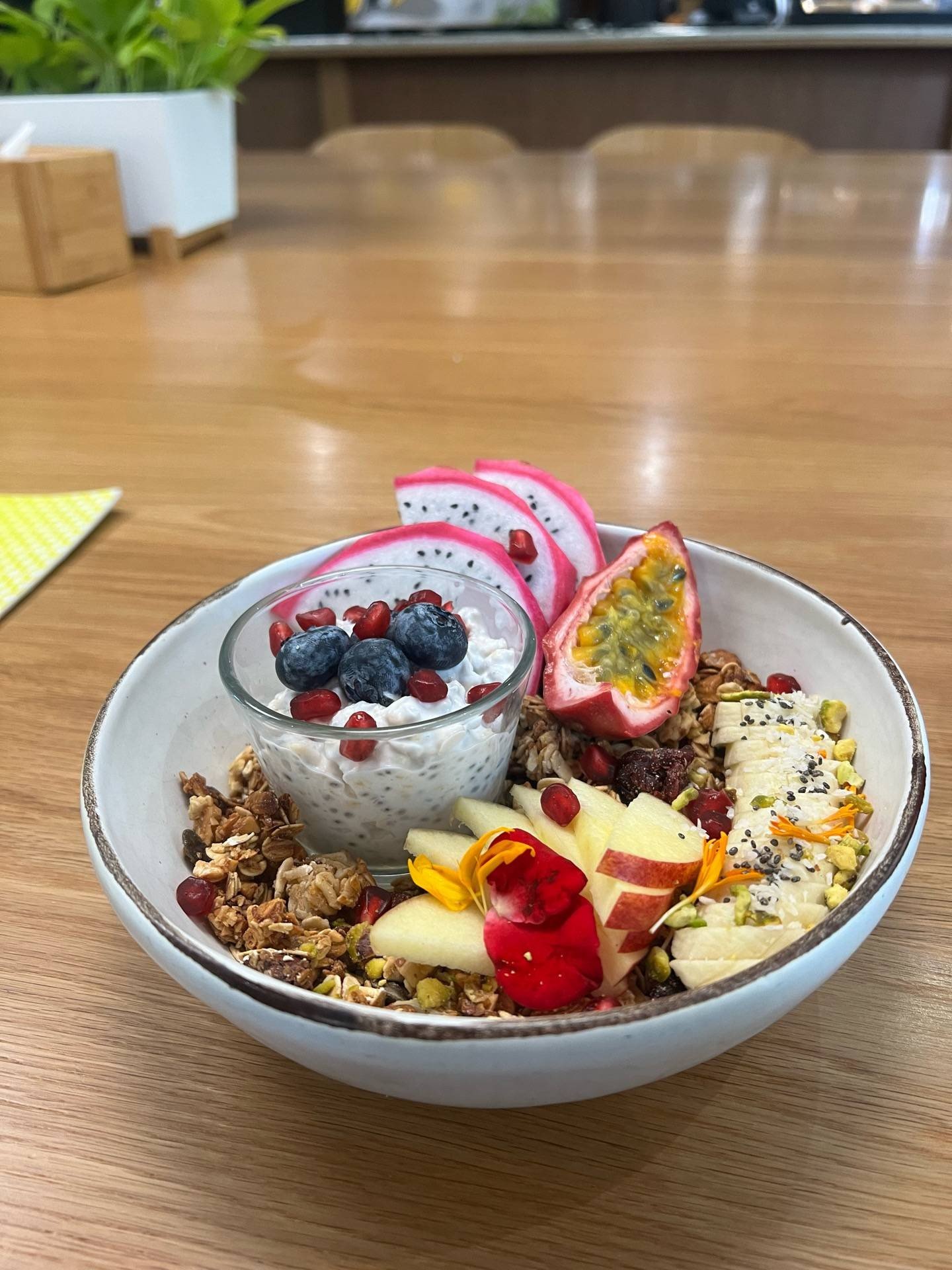 รีวิว Yellow Lane Cafe Ari - บ้านในสวนกับเมนูอาหารเช้า และ acai bowl