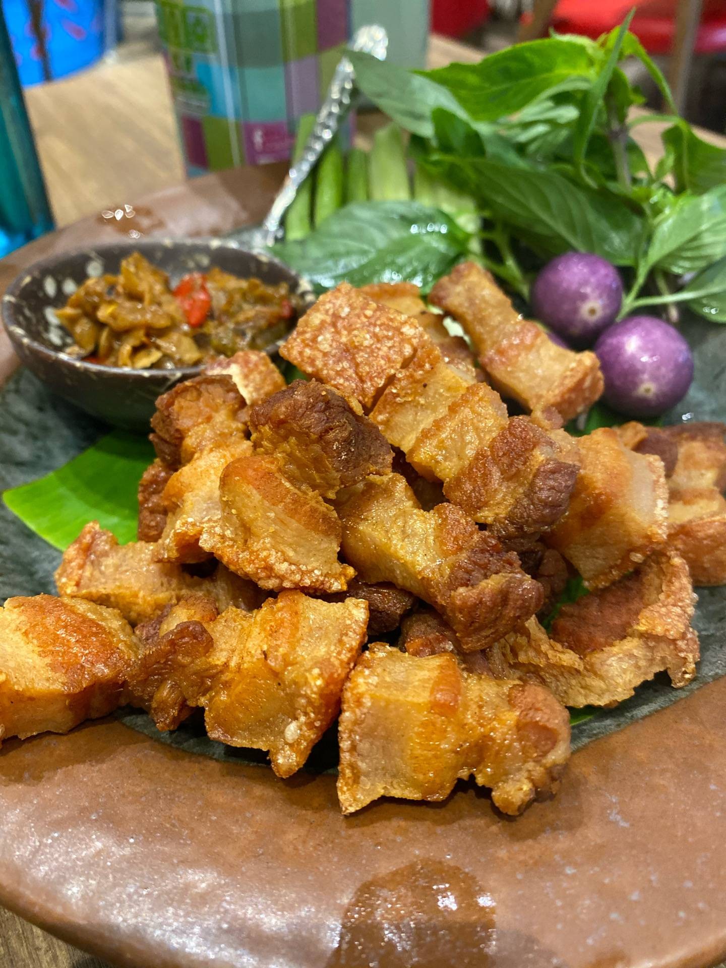 หมูสามชั้นทอดน้ำปลา+แจ่วปลาร้า ร้าน Zaab Eli (แซ่บอีลี่) ไอคอนสยาม