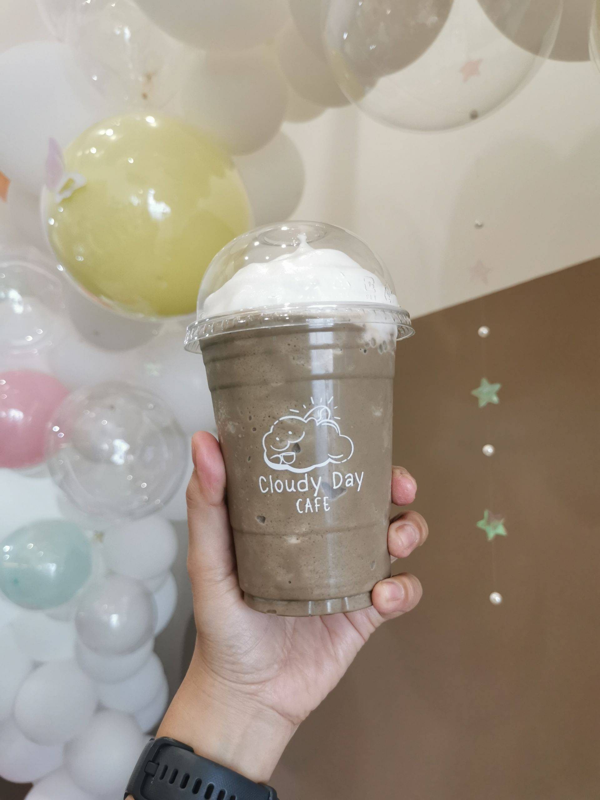 รีวิว Cloudy Day Cafe Chanthaburi - - หอมกลิ่มโฮจิฉะ รสชาติไม่หวานจัด อร่อยดีค่ะ