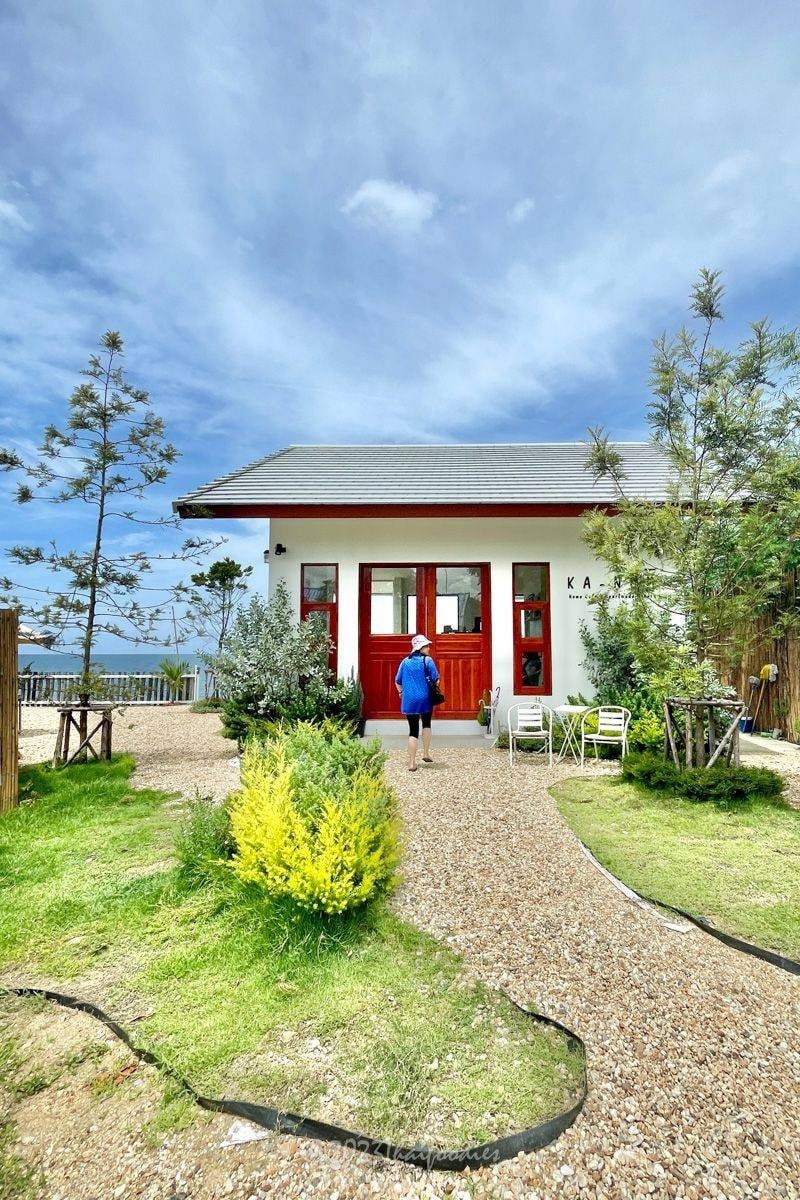 รีวิว Ka-Num Home Cafe - คาเฟ่ ริมทะเล หาดทับสะแก บรรยากาศดี เค้กอร่อย!