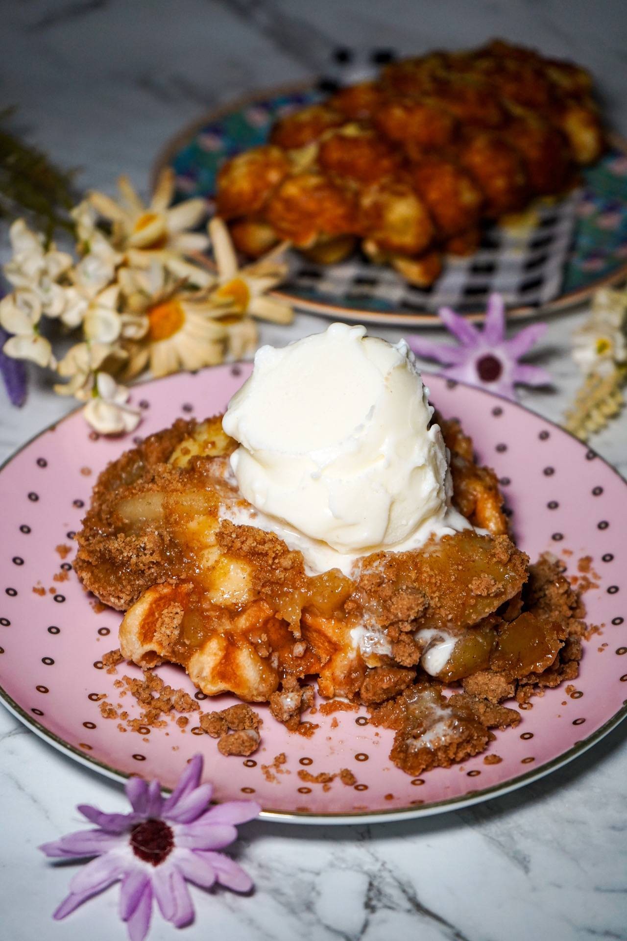 รีวิว Tutto - The best 🍎🥧🧇 apple crumble waffle you could ever ask for!