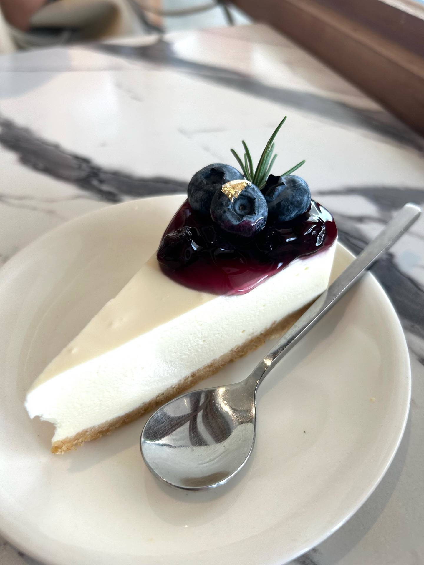 รีวิว Red Temp Coffee - คาเฟ่ริมทะเลเจ้าดัง มีเอกลักษณ์เป็นประภาคาร