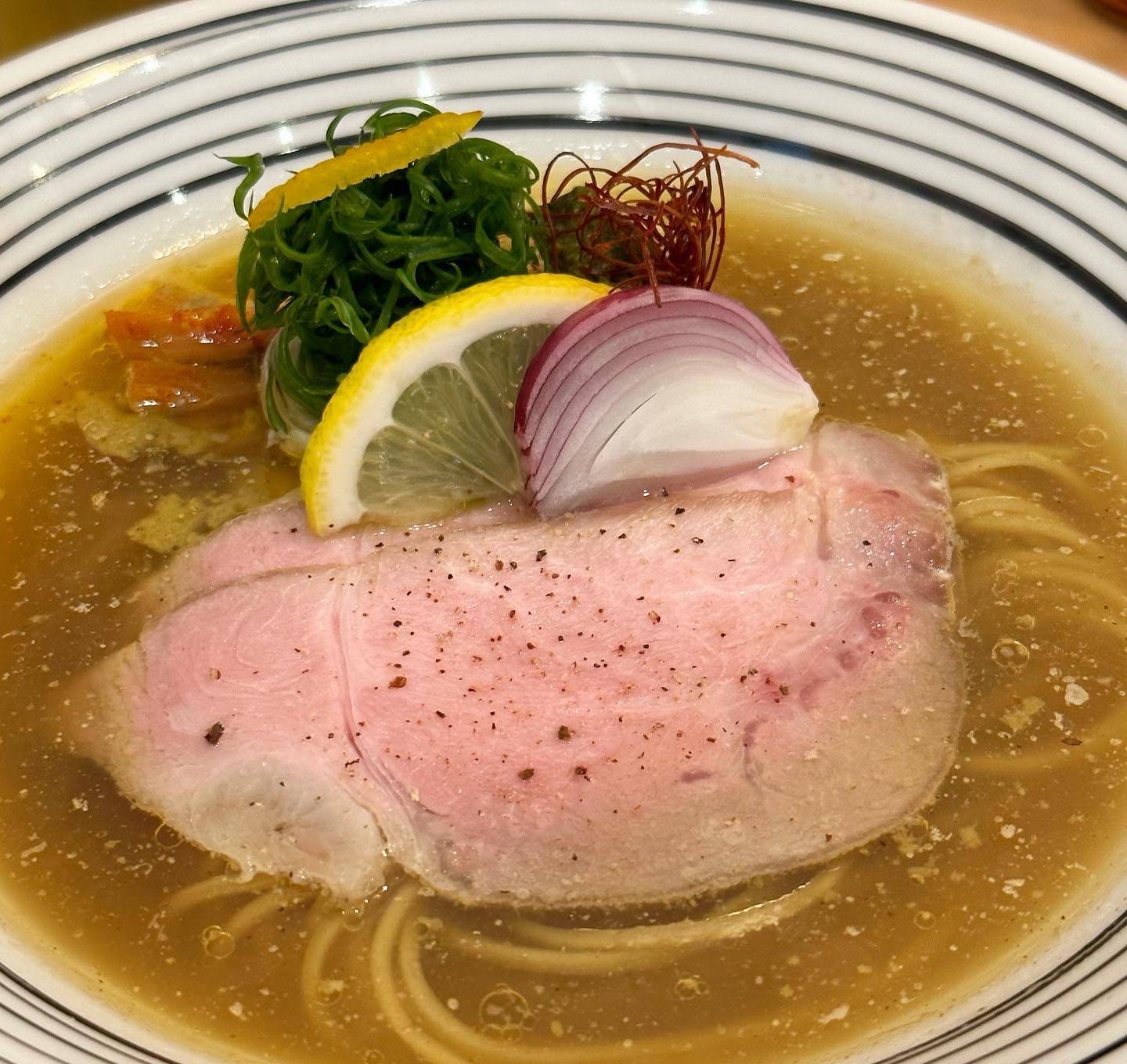 รีวิว Shindō Ramen 新道らぁ麺 - ร้านราเม็งที่มีทีเด็ดที่ซุป