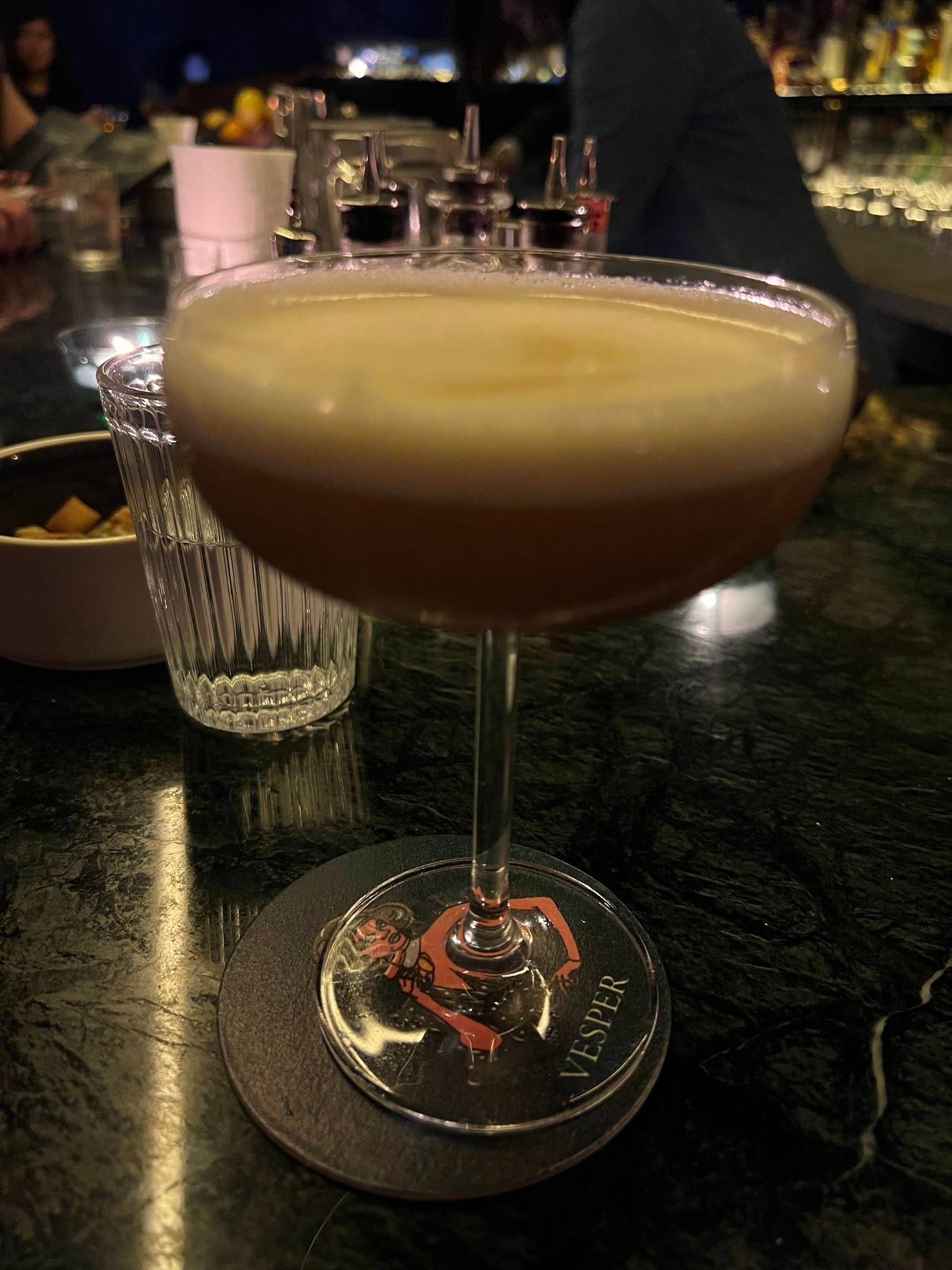 รีวิว Vesper Cocktail Bar - บาร์ที่มีแต่ฝรั่ง
